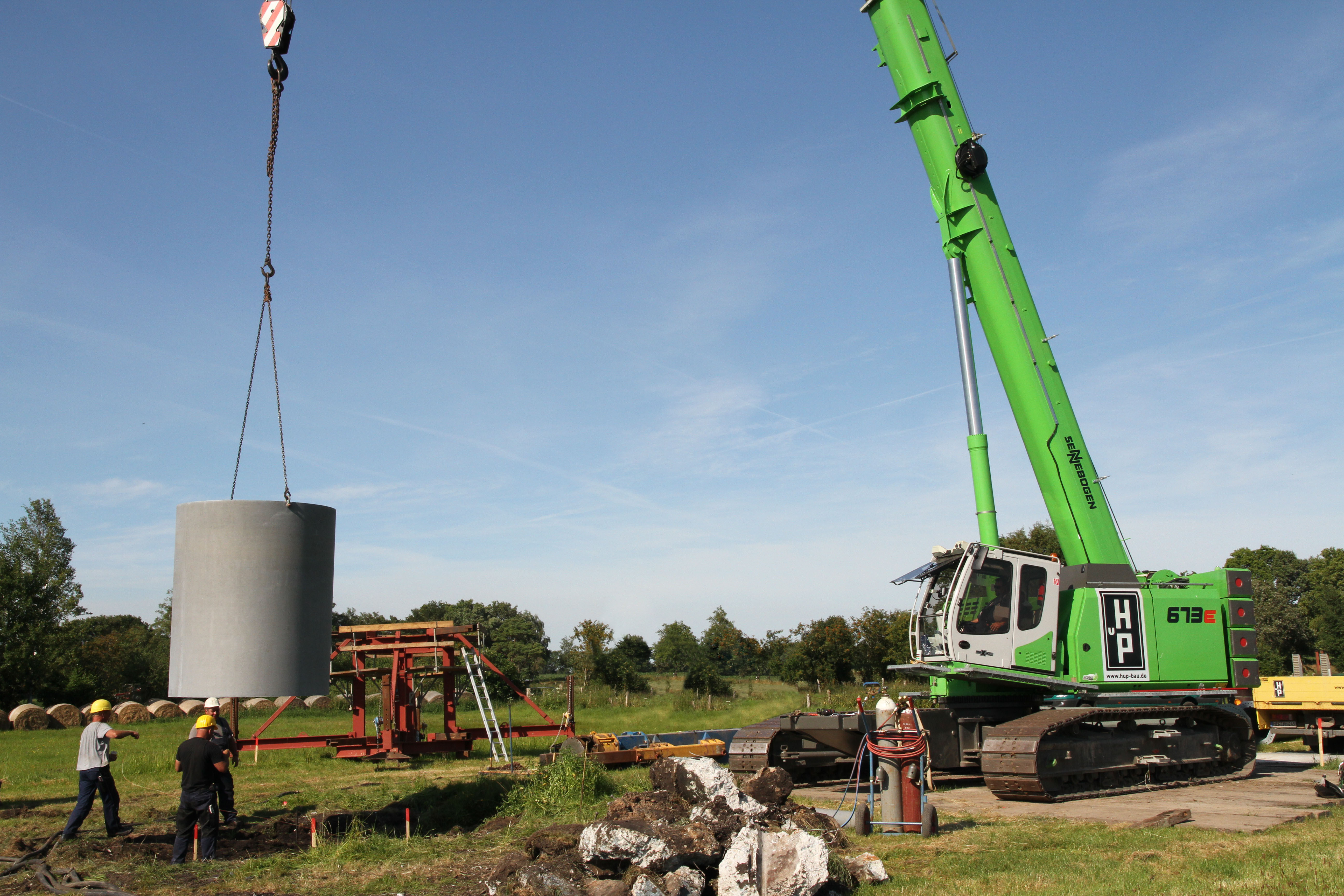 EFFECTIVE INSTALLATION OF ELECTRICITY PYLONS WITH THE SENNEBOGEN 673