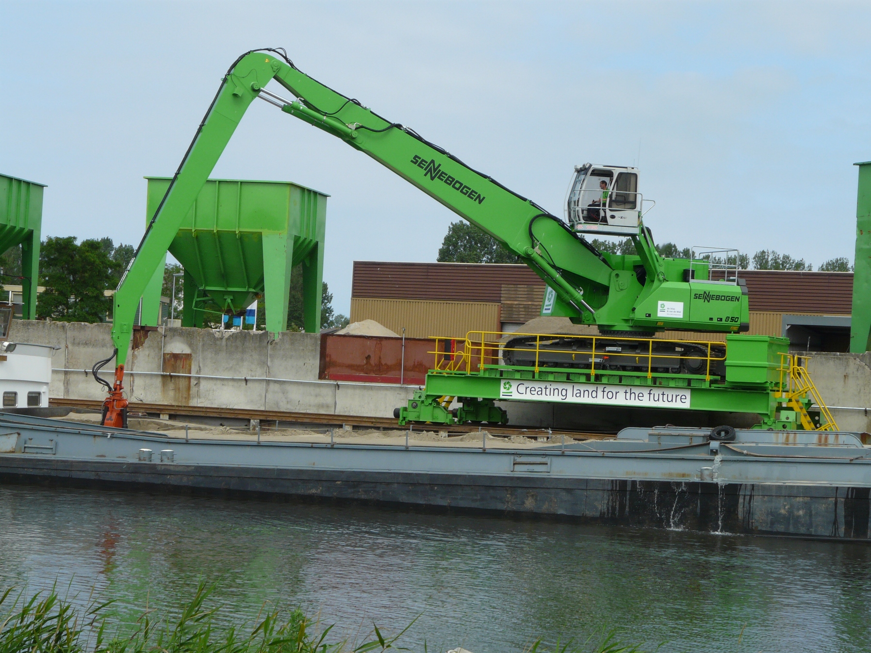 SPACE-SAVING AND EXTRA QUIET: THE SENNEBOGEN 850 R IN ALKMAAR