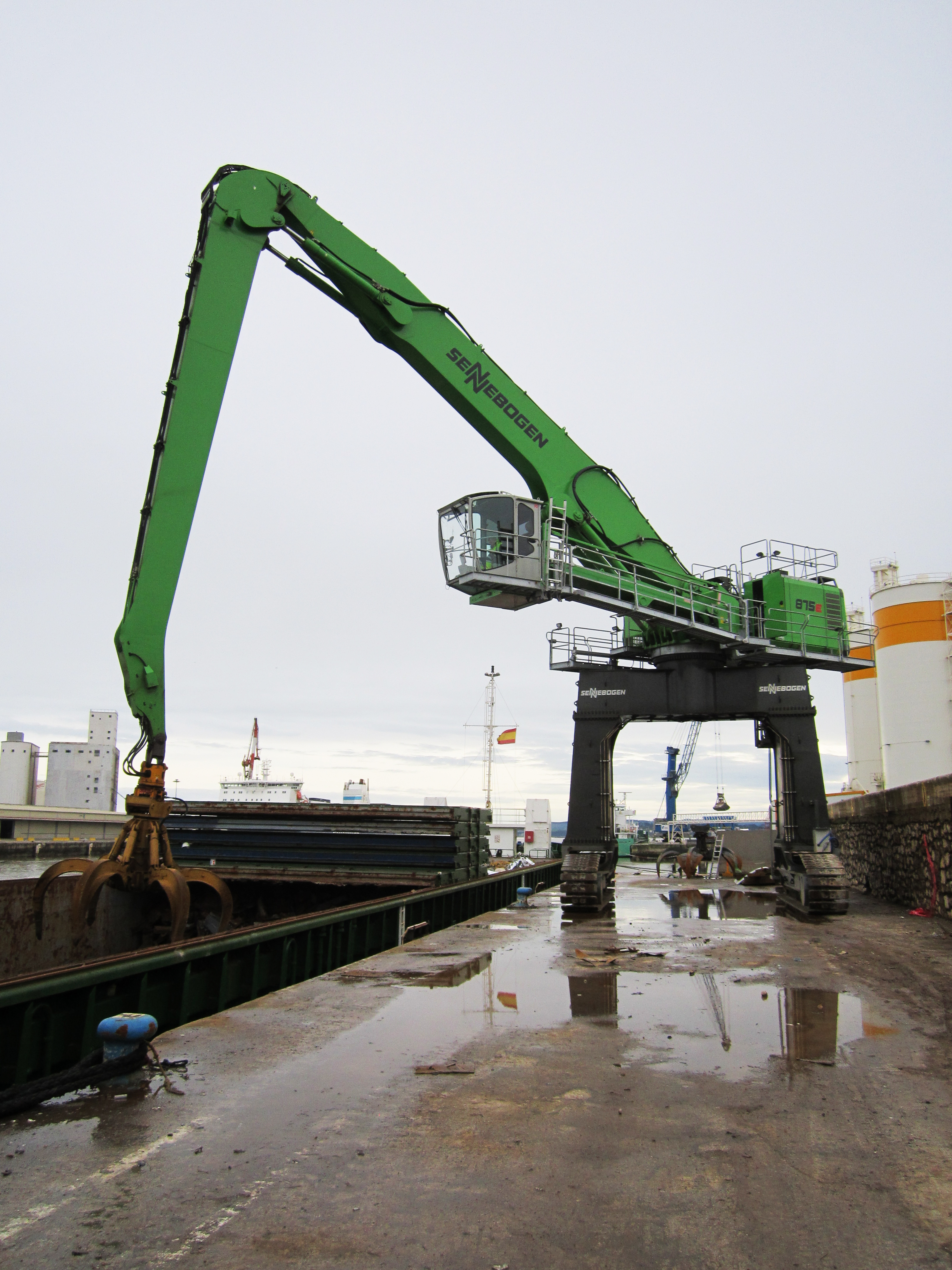 Economical handling specialist at the port: SENNEBOGEN 875 with energy ...