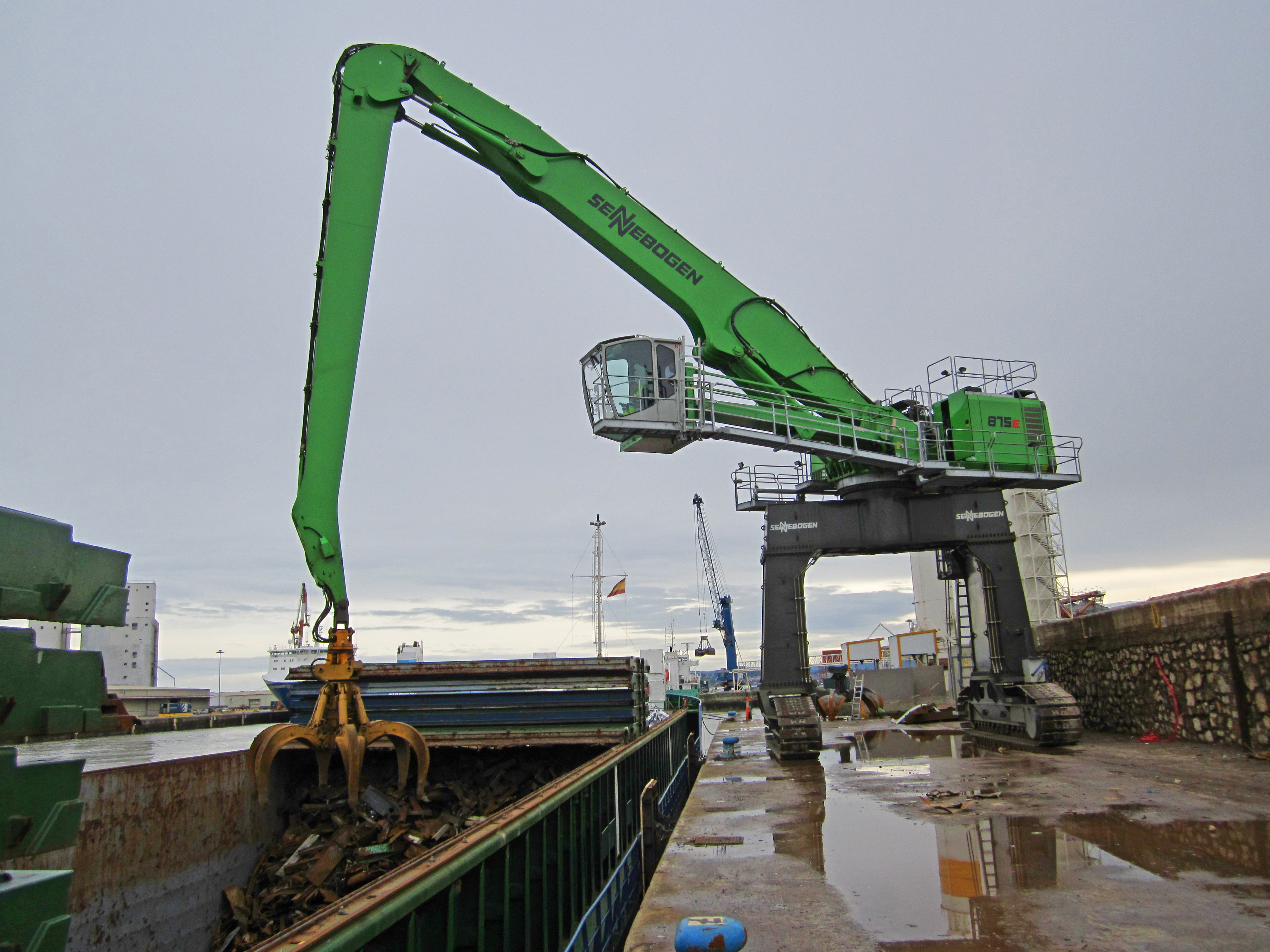 Economical handling specialist at the port: SENNEBOGEN 875 with energy ...