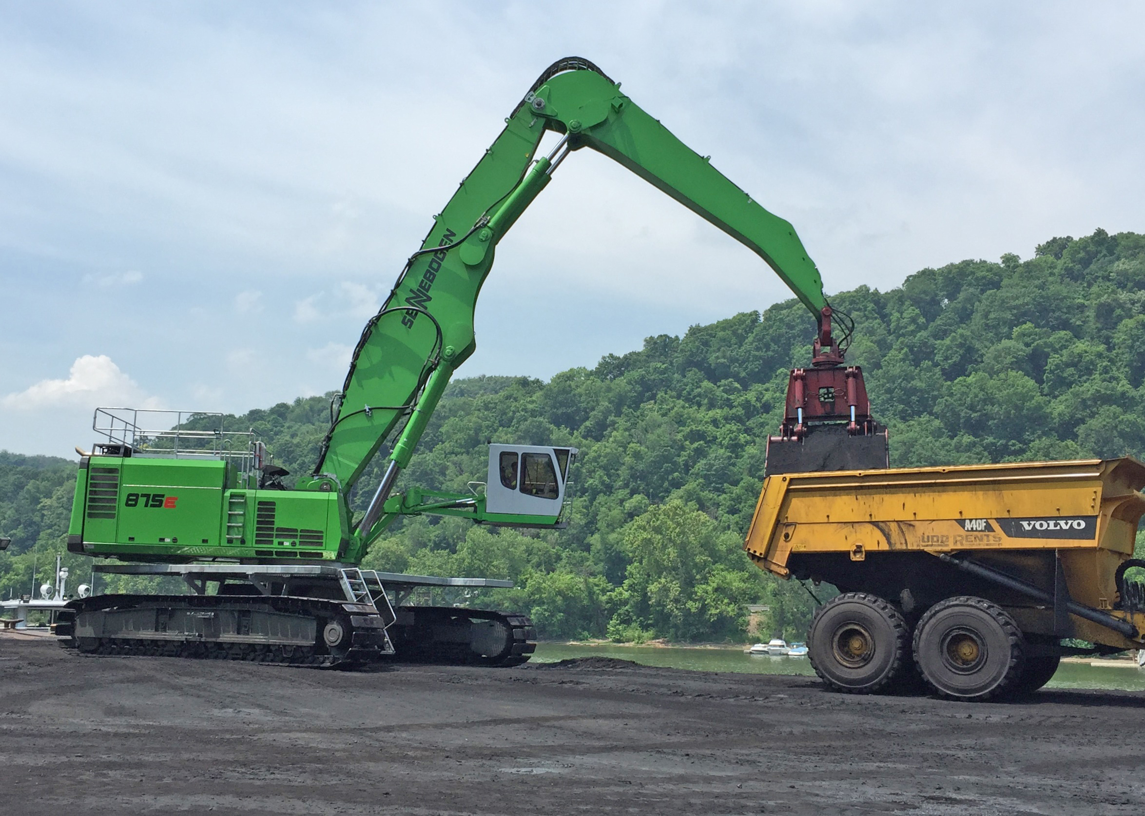 Hybrid material handler SENNEBOGEN 875 impresses with high performance ...