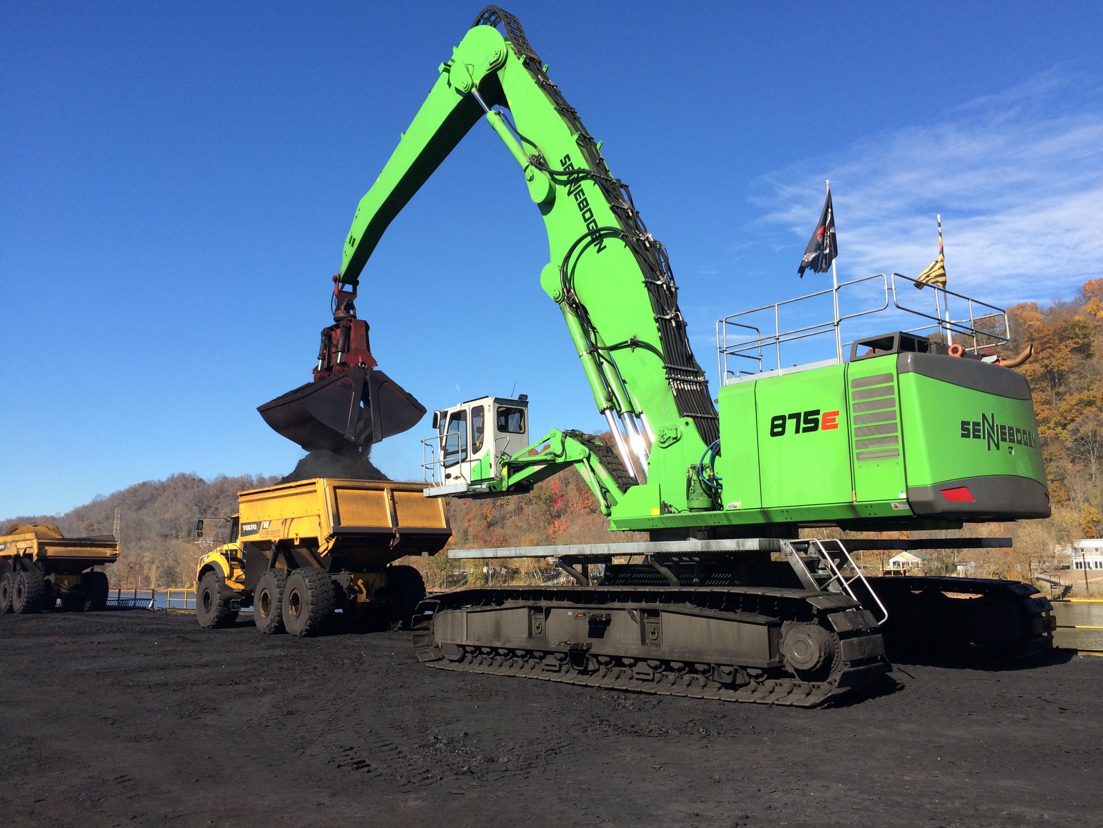 Hybrid material handler SENNEBOGEN 875 impresses with high performance ...