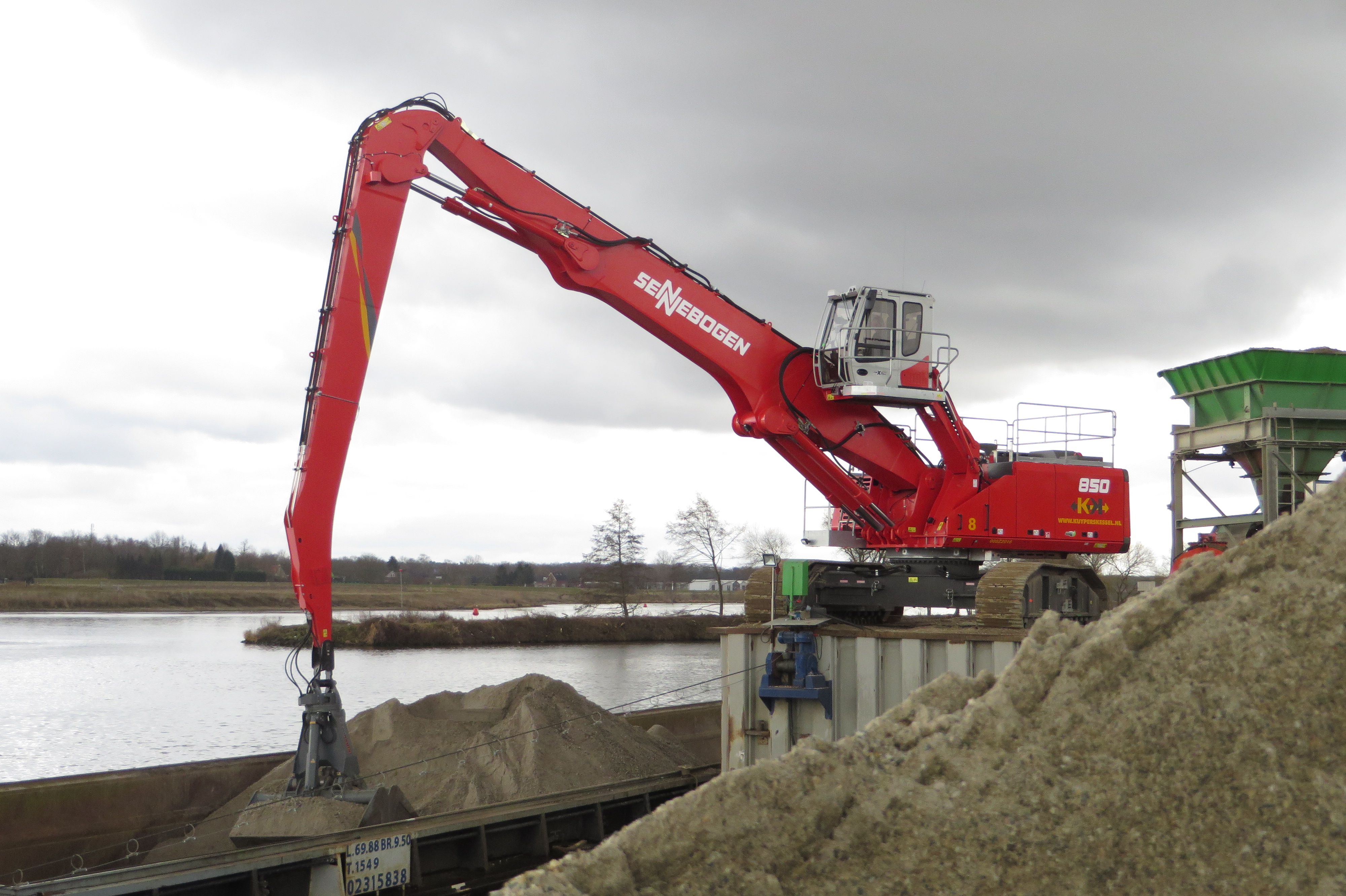 Crawler material handler powerfully shovels sand: SENNEBOGEN 850 E at ...