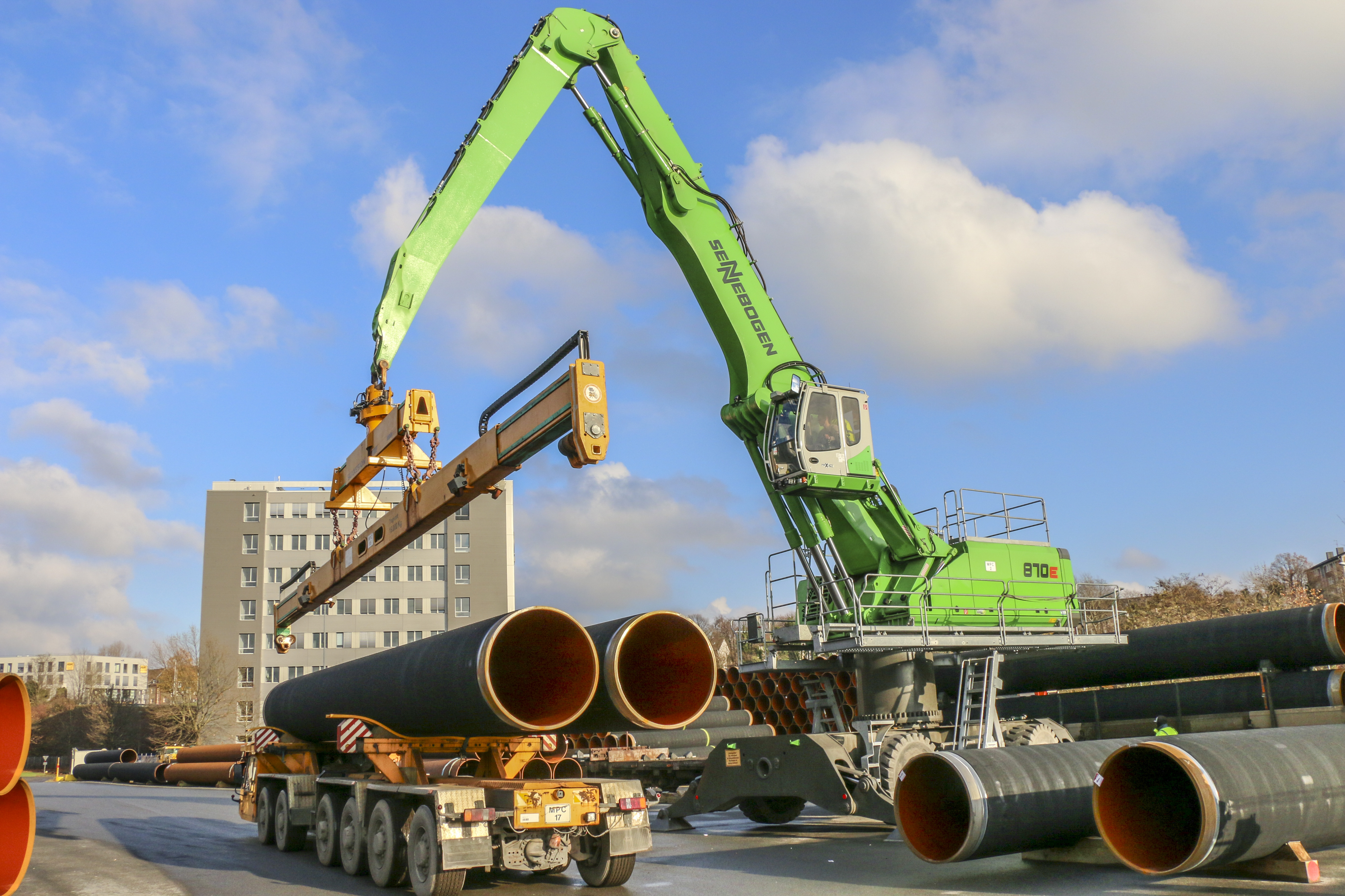 Specialists in pipe handling: SENNEBOGEN 870 E material handler at ...