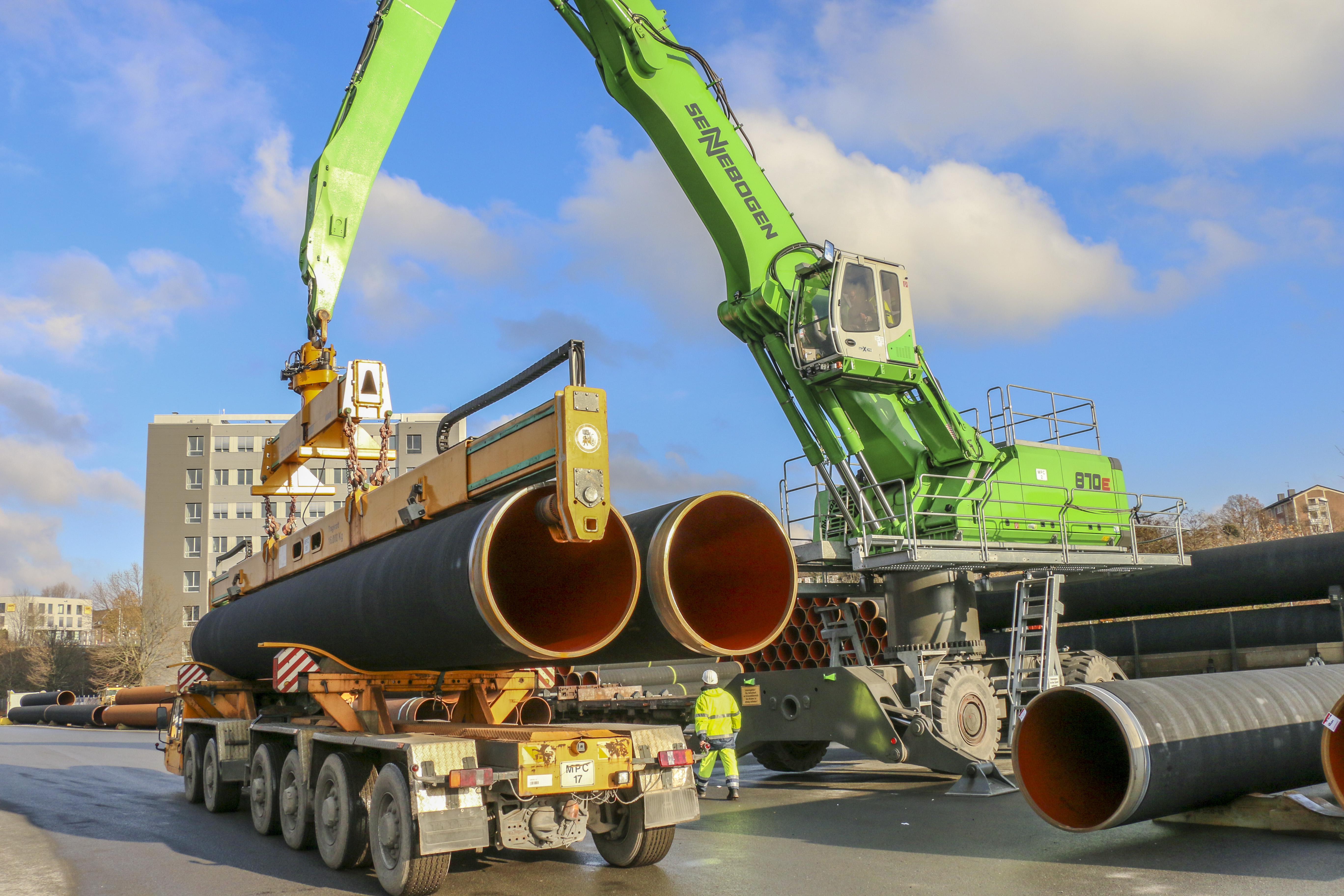 Specialists in pipe handling: SENNEBOGEN 870 E material handler at ...