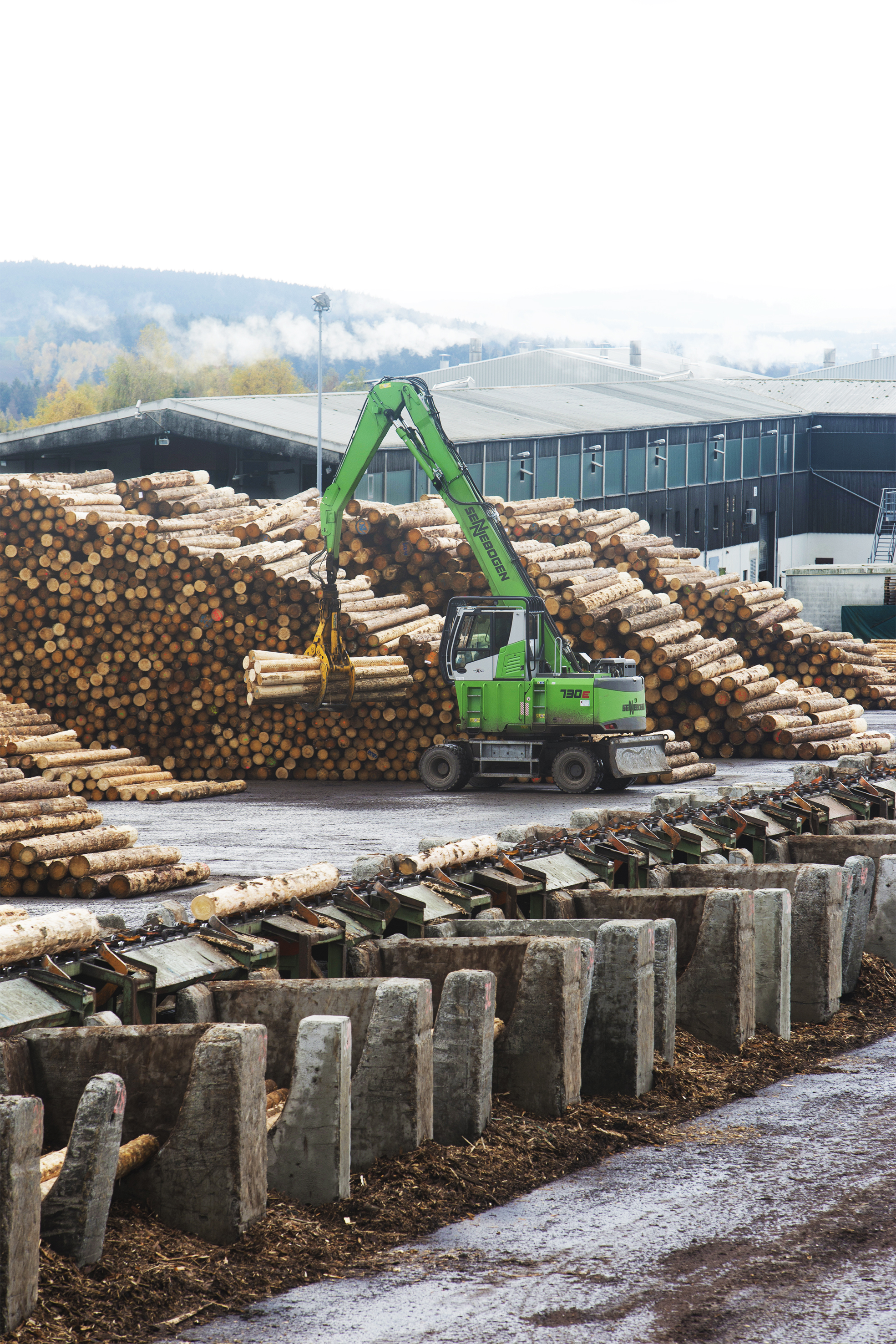 Efficient division of work in timber handling with two SENNEBOGEN 730 M ...