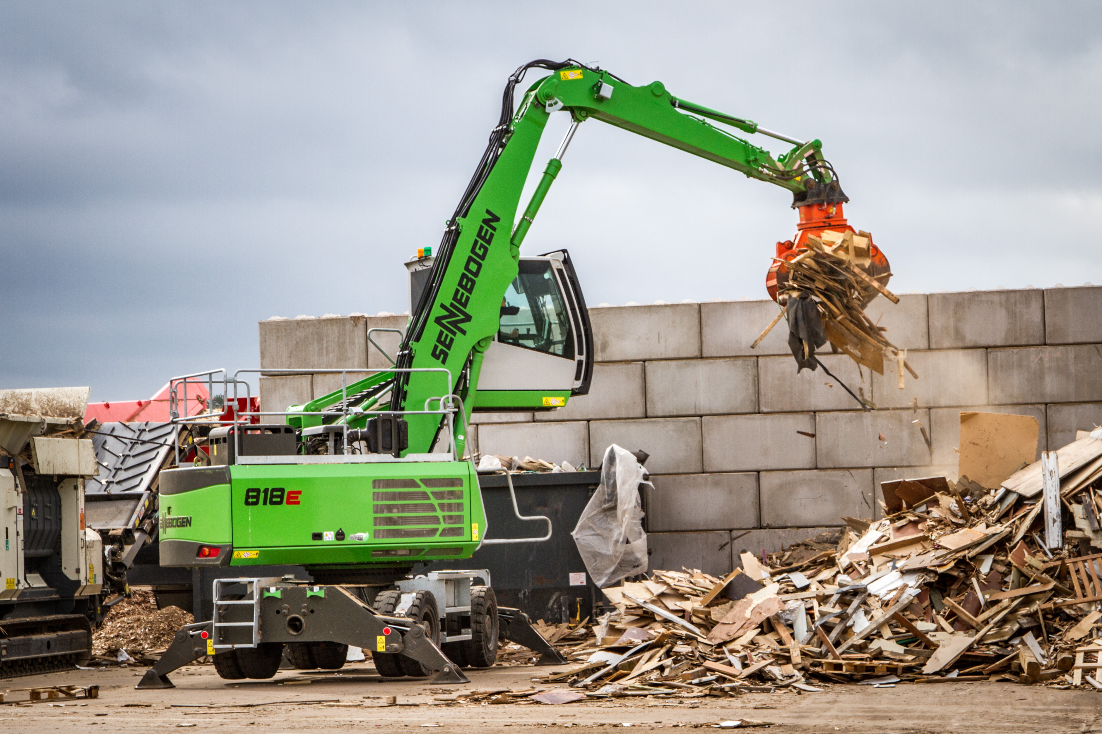 SENNEBOGEN Maschinen-Teamwork: Teleskoplader 355 und Umschlagbagger 818 ...