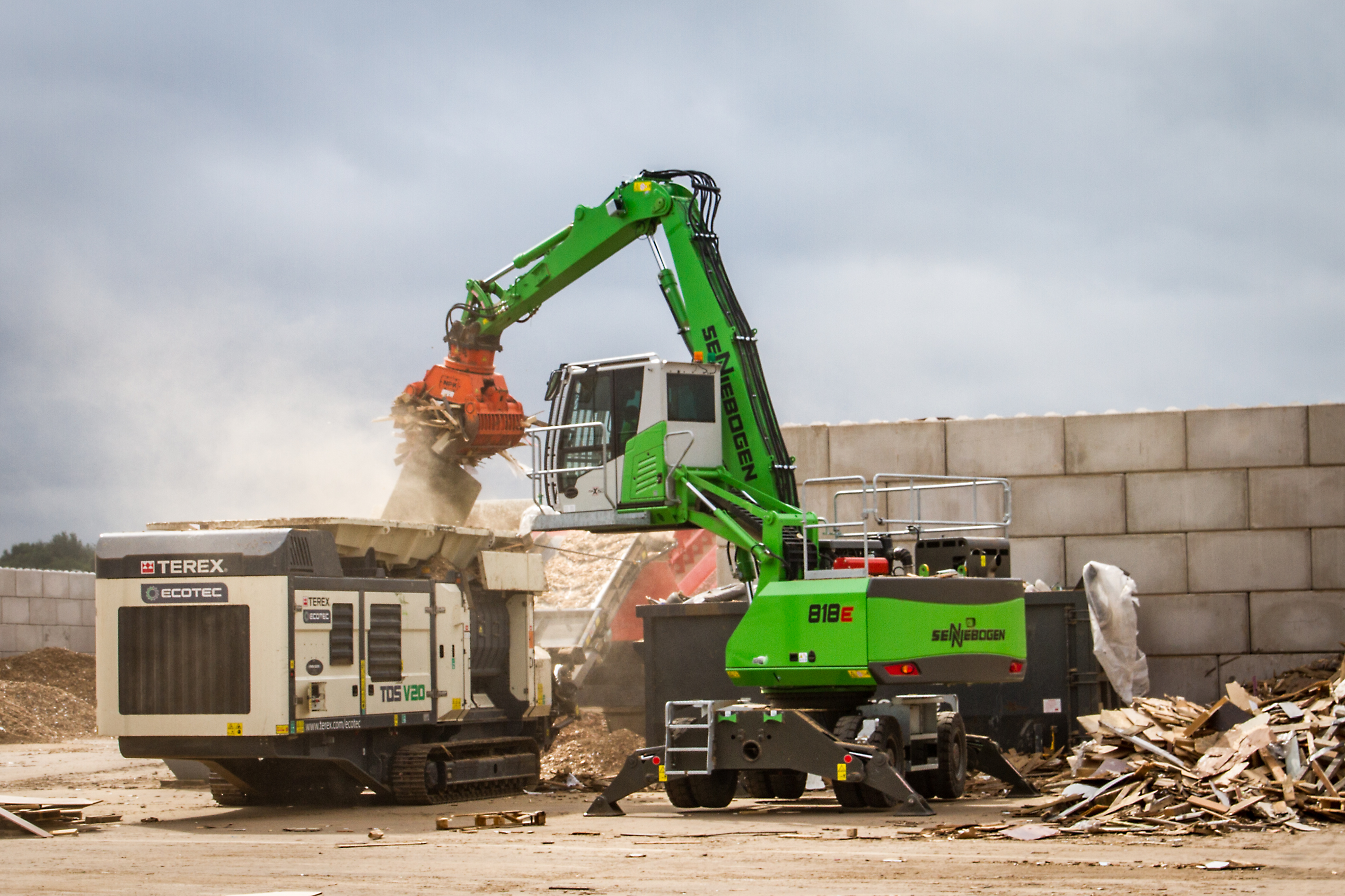 SENNEBOGEN Maschinen-Teamwork: Teleskoplader 355 und Umschlagbagger 818 ...