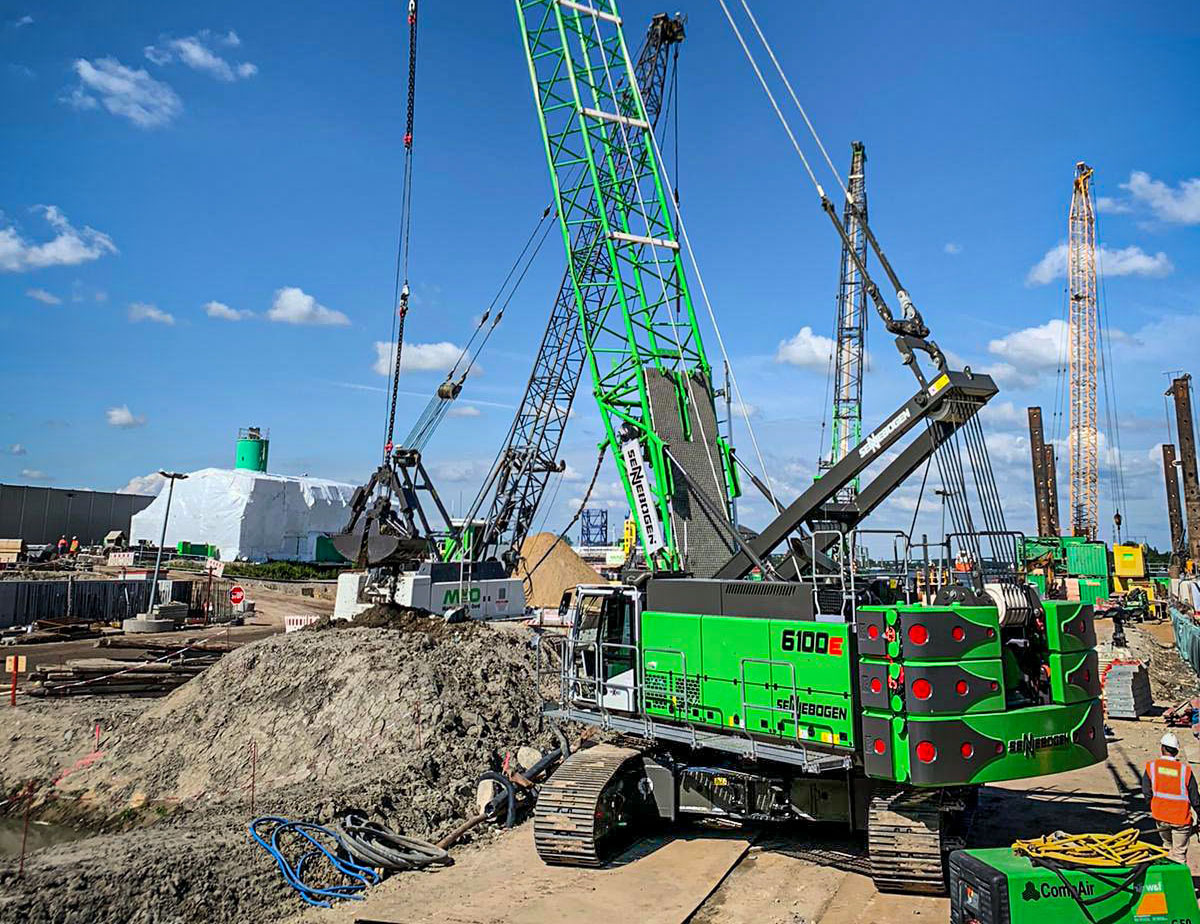 SENNEBOGEN 100 t duty cycle crane in clamshell grab operation on the ...