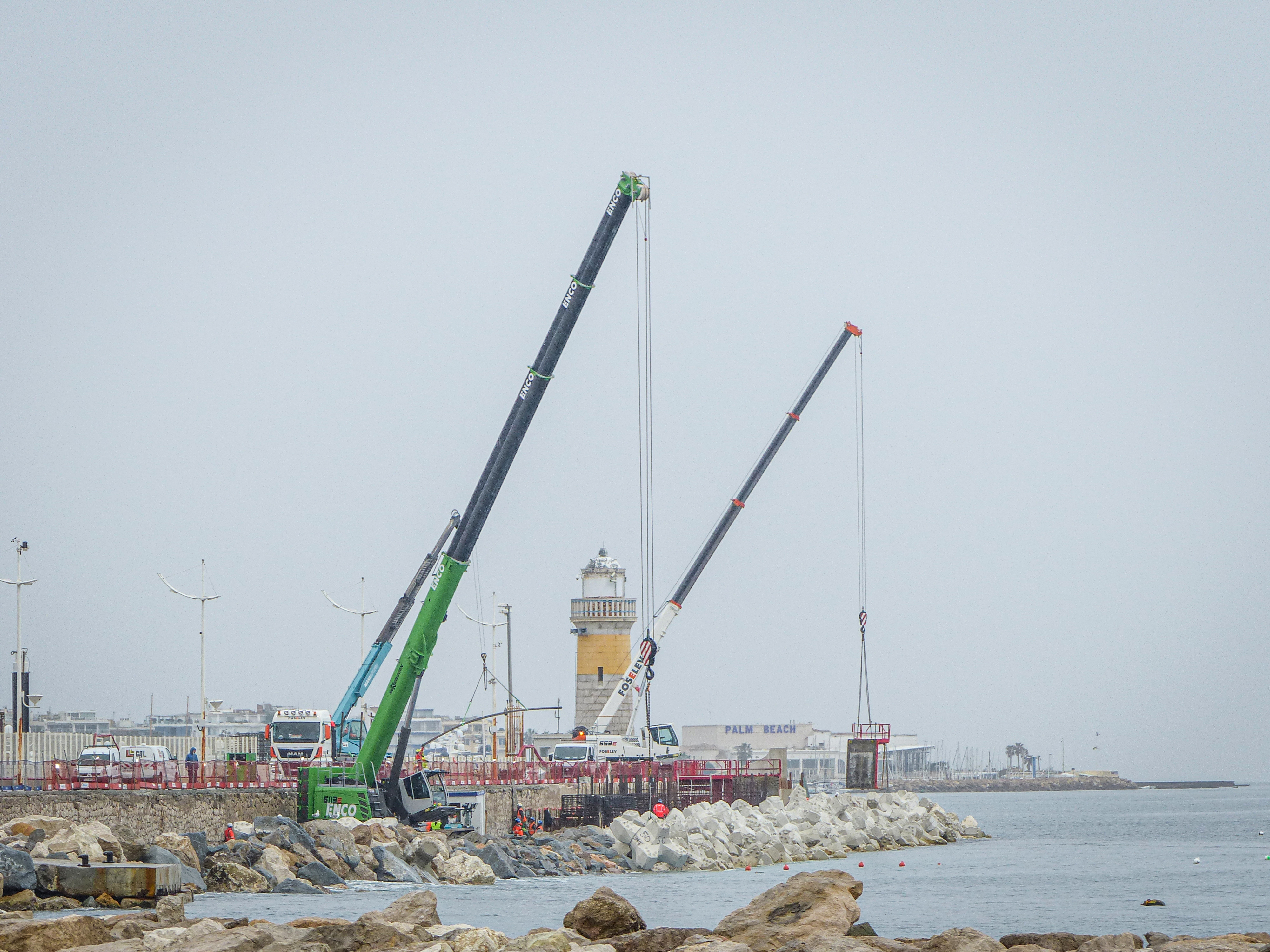 SENNEBOGEN telescopic crawler cranes for coastal protection in the port ...