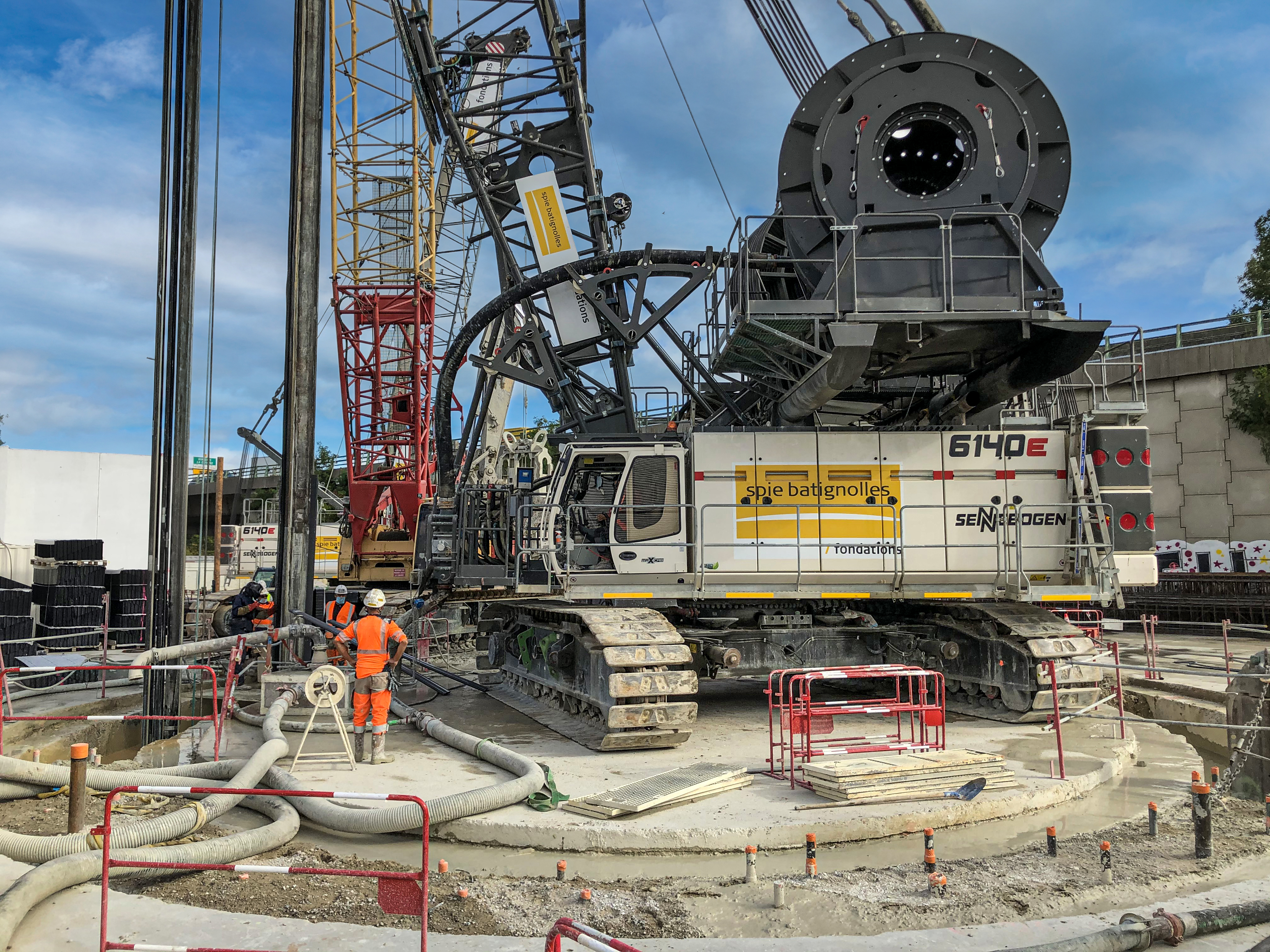 140 t duty cycle crane with diaphragm wall grab | SENNEBOGEN