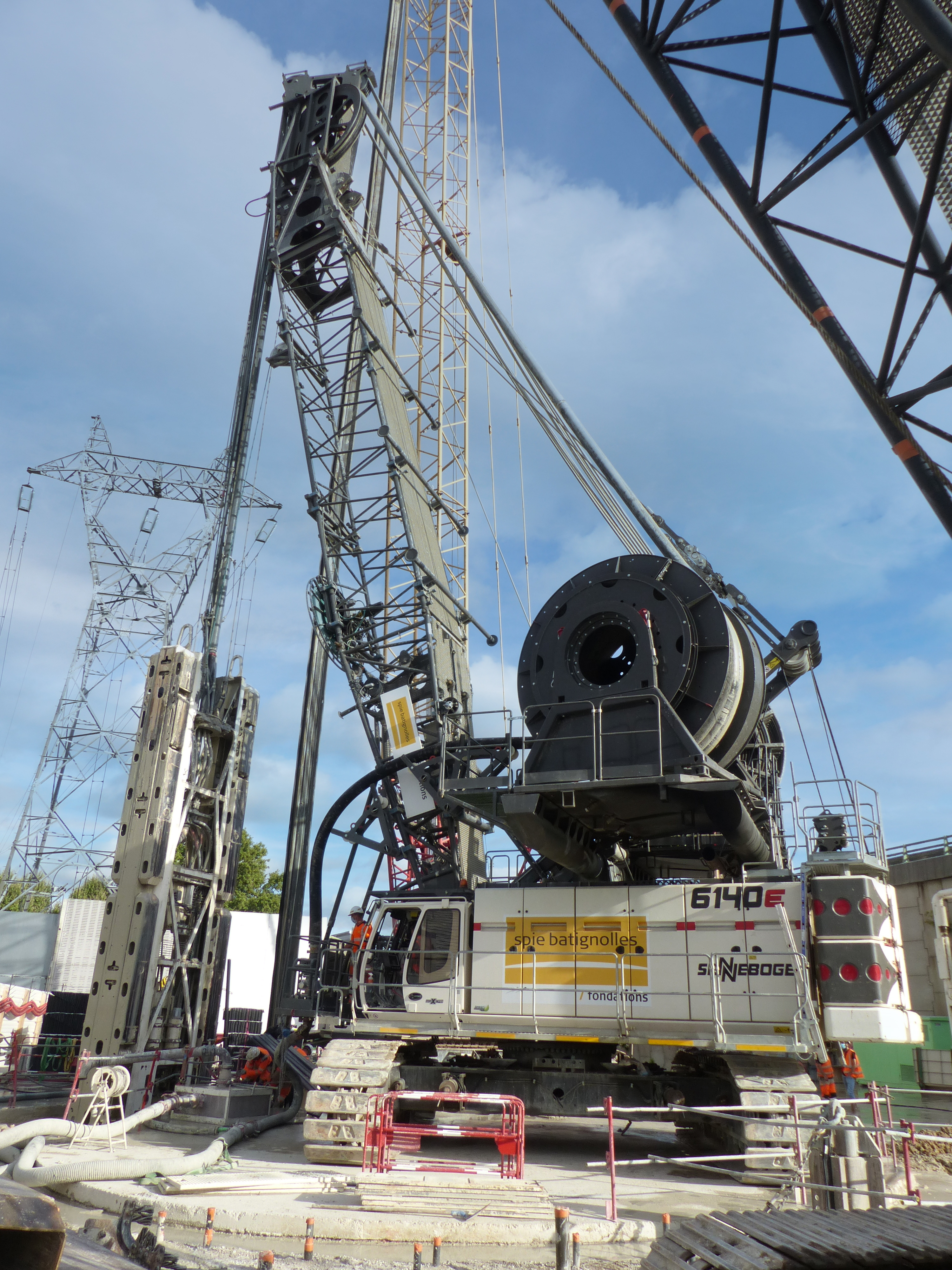 140 t duty cycle crane with diaphragm wall grab | SENNEBOGEN