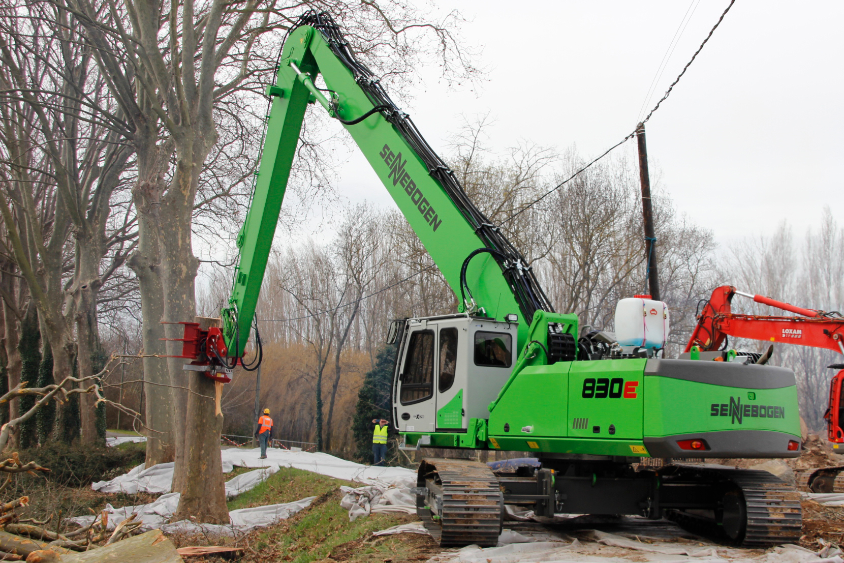For timber, recycling, inland ports or demolition - the SENNEBOGEN 830