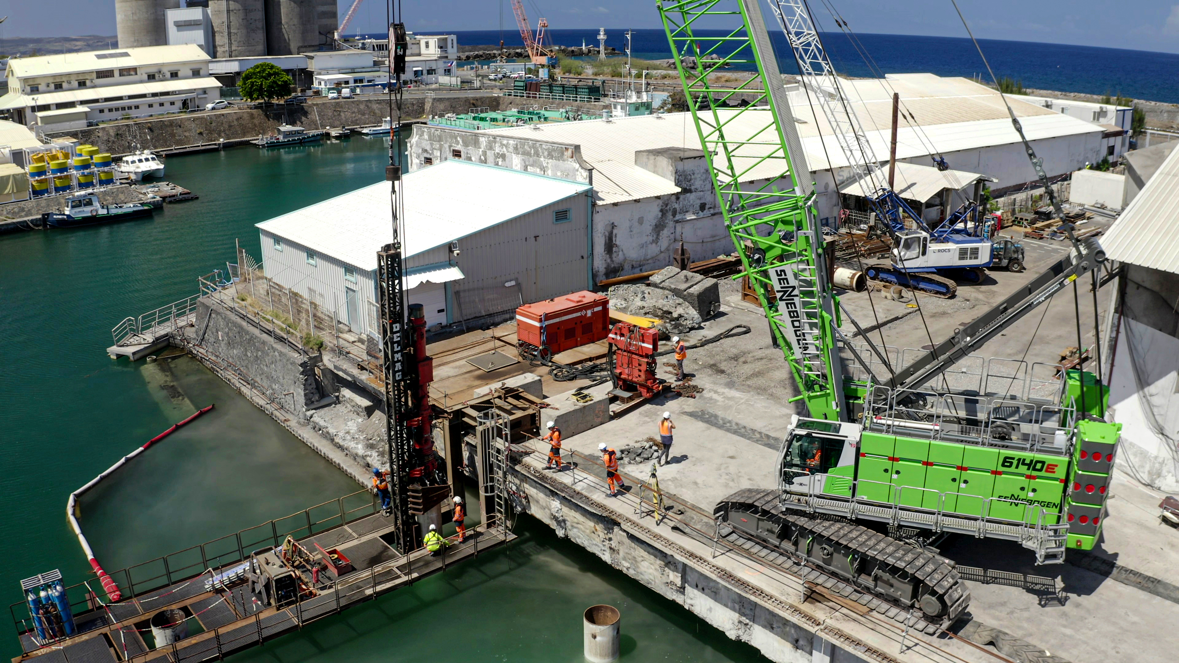 Hydraulic engineering with 140 t duty cycle crane | SENNEBOGEN