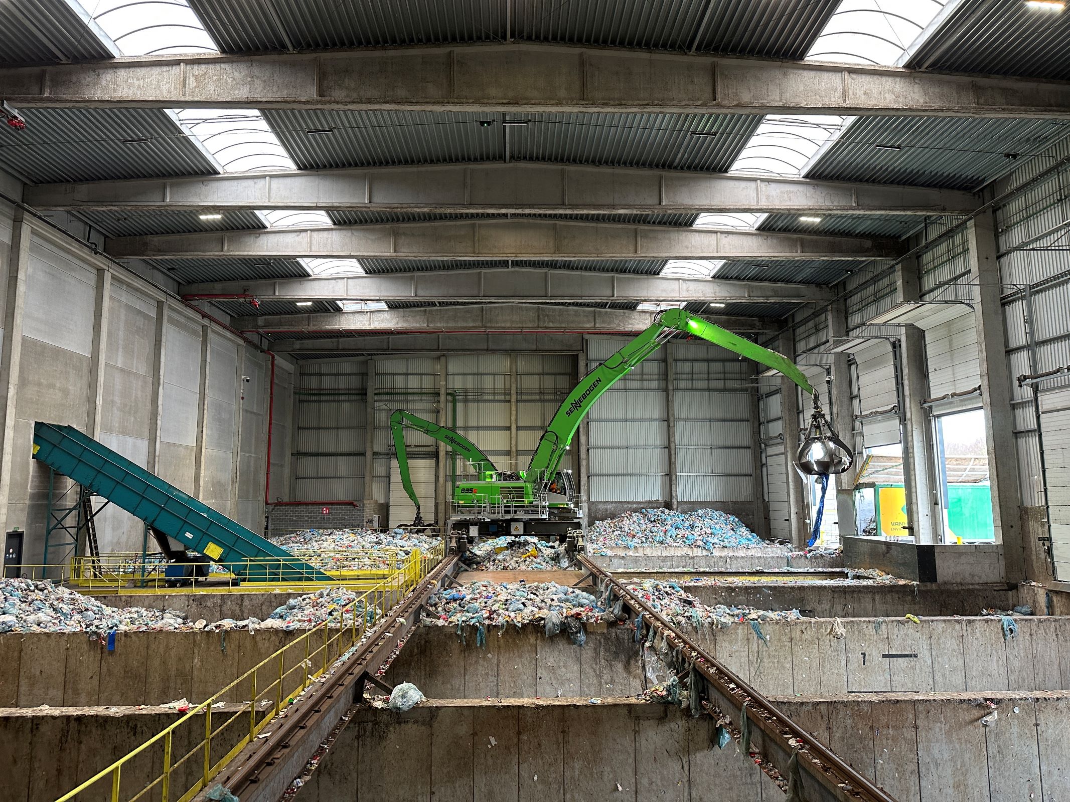 Waste sorting in the hall: electric material handlers replace overhead ...