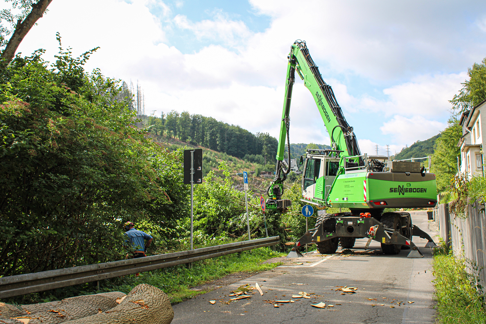 Tree work on steep slopes with SENNEBOGEN 728 E