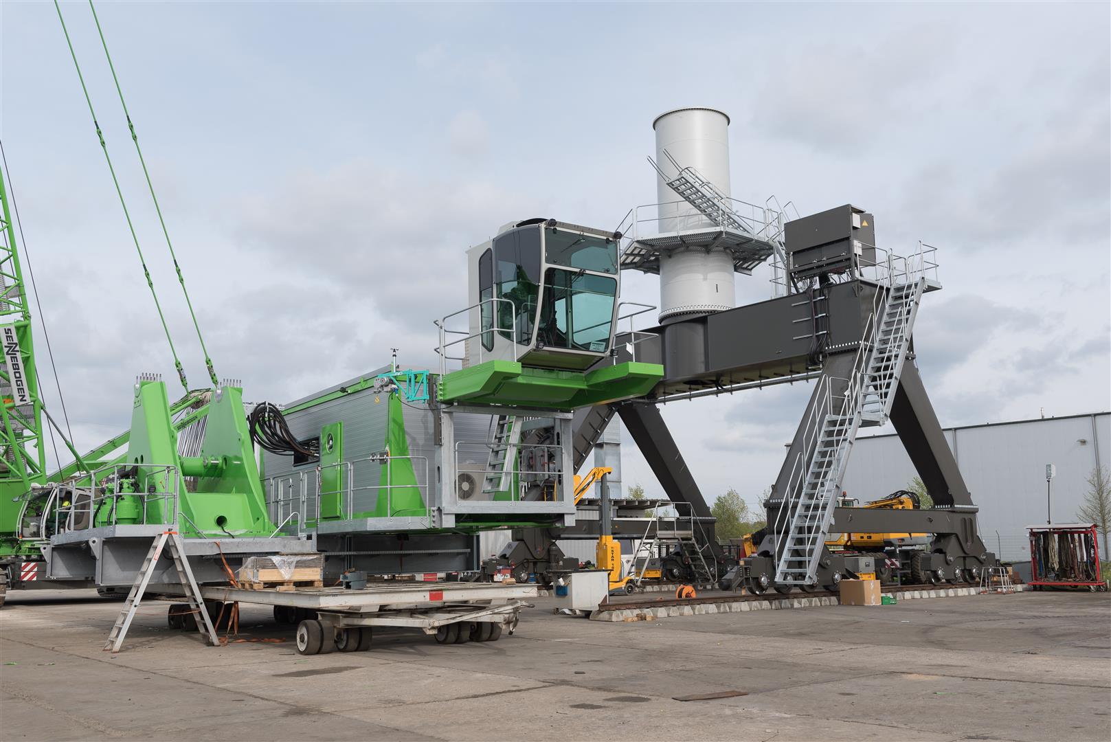 SENNEBOGEN 8400: Balance material handler for the port of Burgas ...