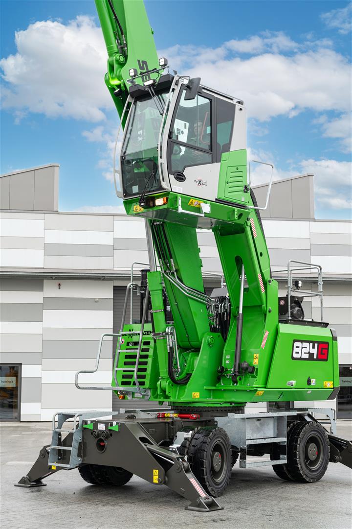 New recycling material handler with 12 m reach | SENNEBOGEN