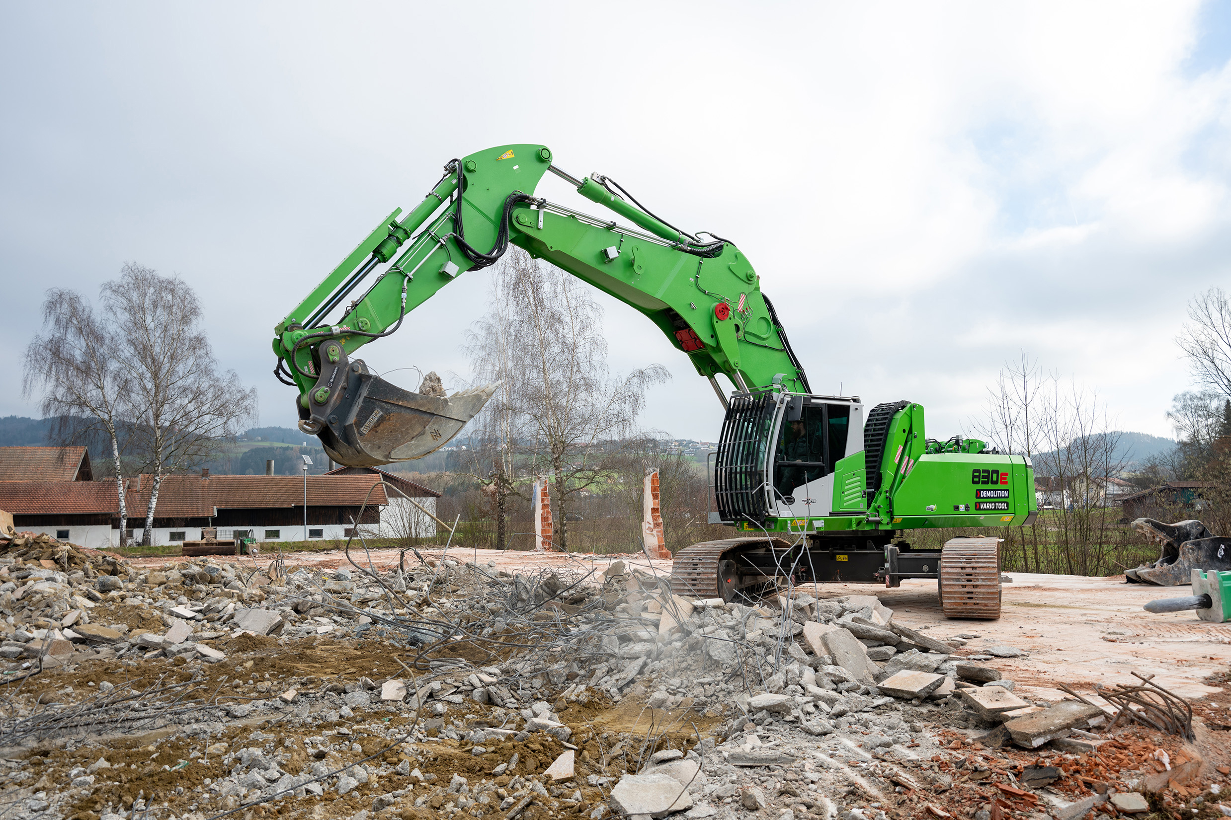 Demolition machine with digging bucket