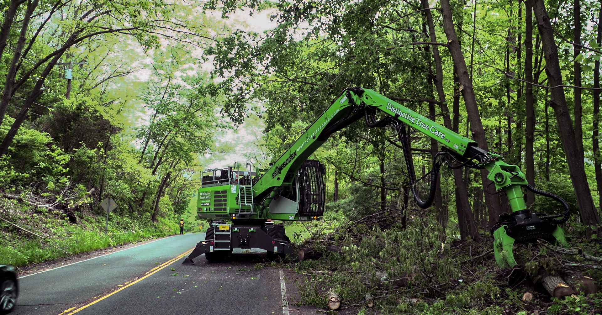 Tree surgery in urban settings has never been so easy: SENNEBOGEN 718 E ...