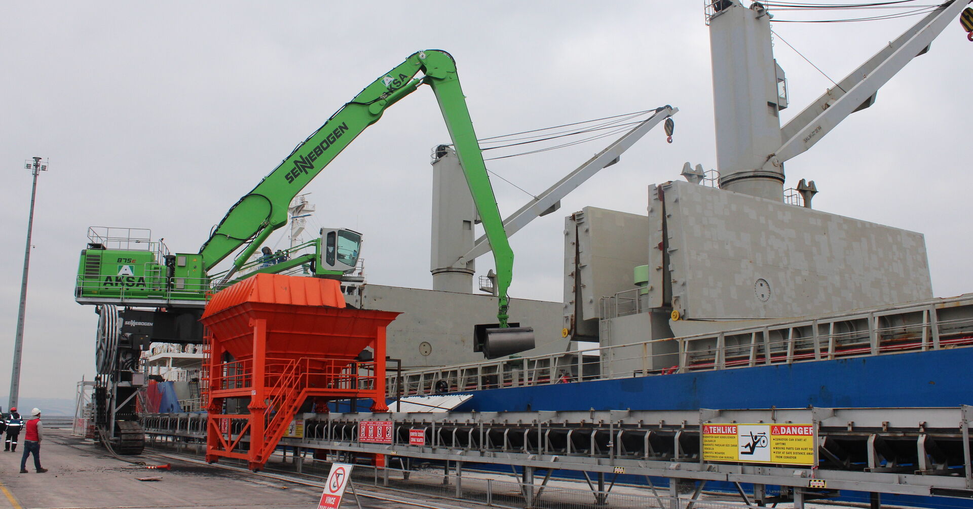 SENNEBOGEN 875 E-Series with Green Hybrid and electric drive in port ...