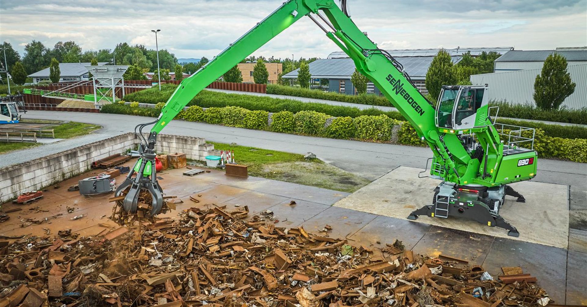 Versatile material handler SENNEBOGEN 830 G