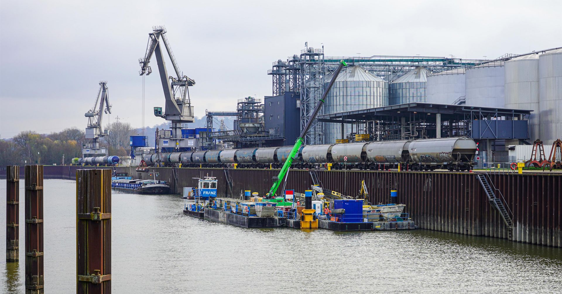 Port construction: Setting marine tie rods with telescopic crawler cranes