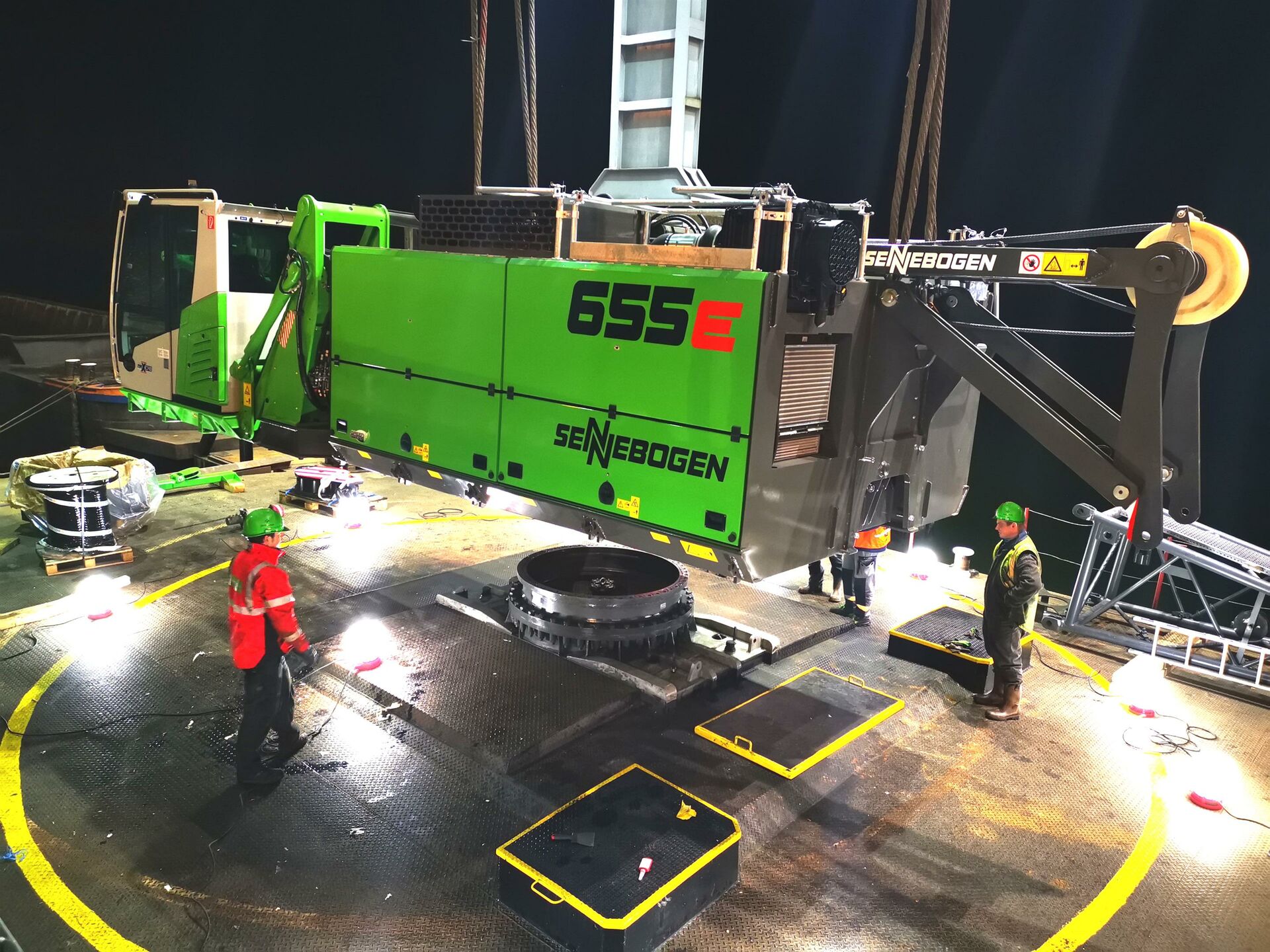 Hydraulic engineering: 55 t duty cycle crane on pontoon | SENNEBOGEN