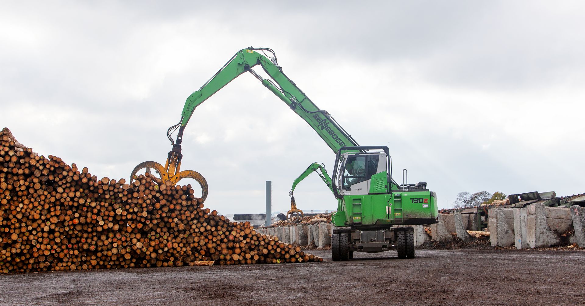 Efficient division of work in timber handling with two SENNEBOGEN 730 M ...