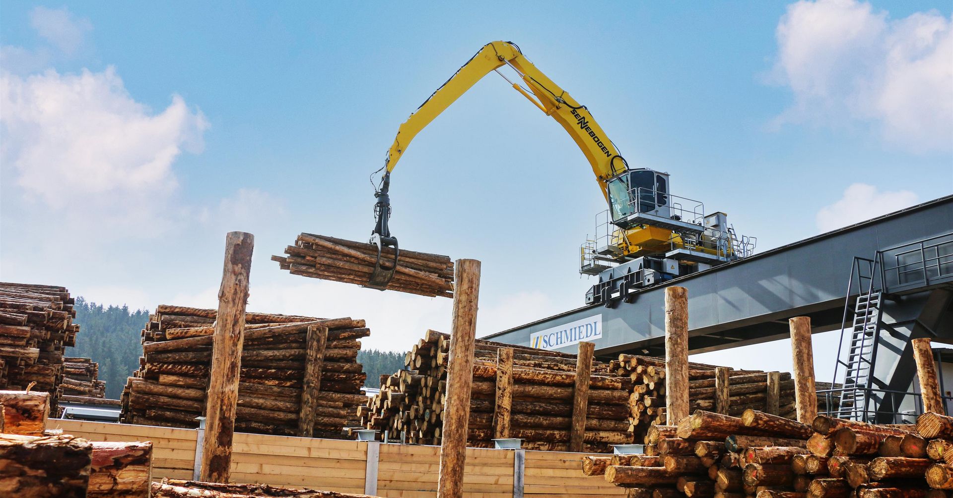 Use in timber mill: electric material handler loads logs | SENNEBOGEN