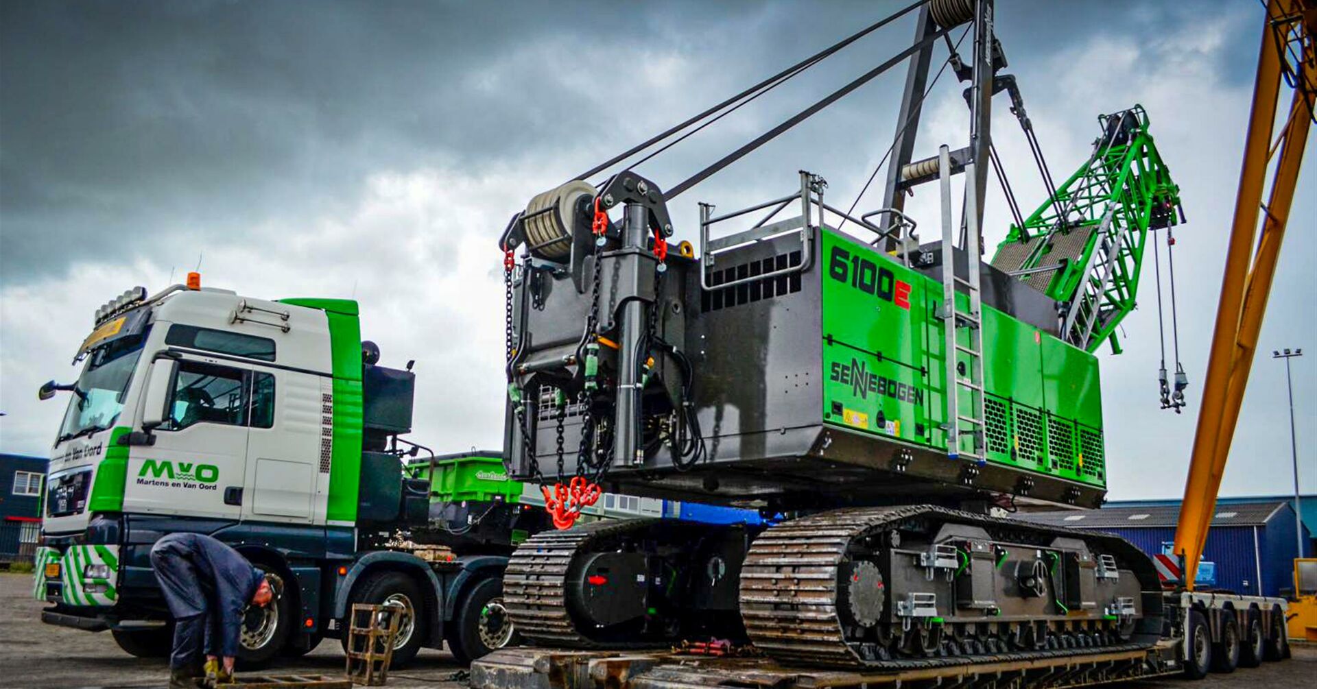SENNEBOGEN 100 t duty cycle crane in clamshell grab operation on the ...