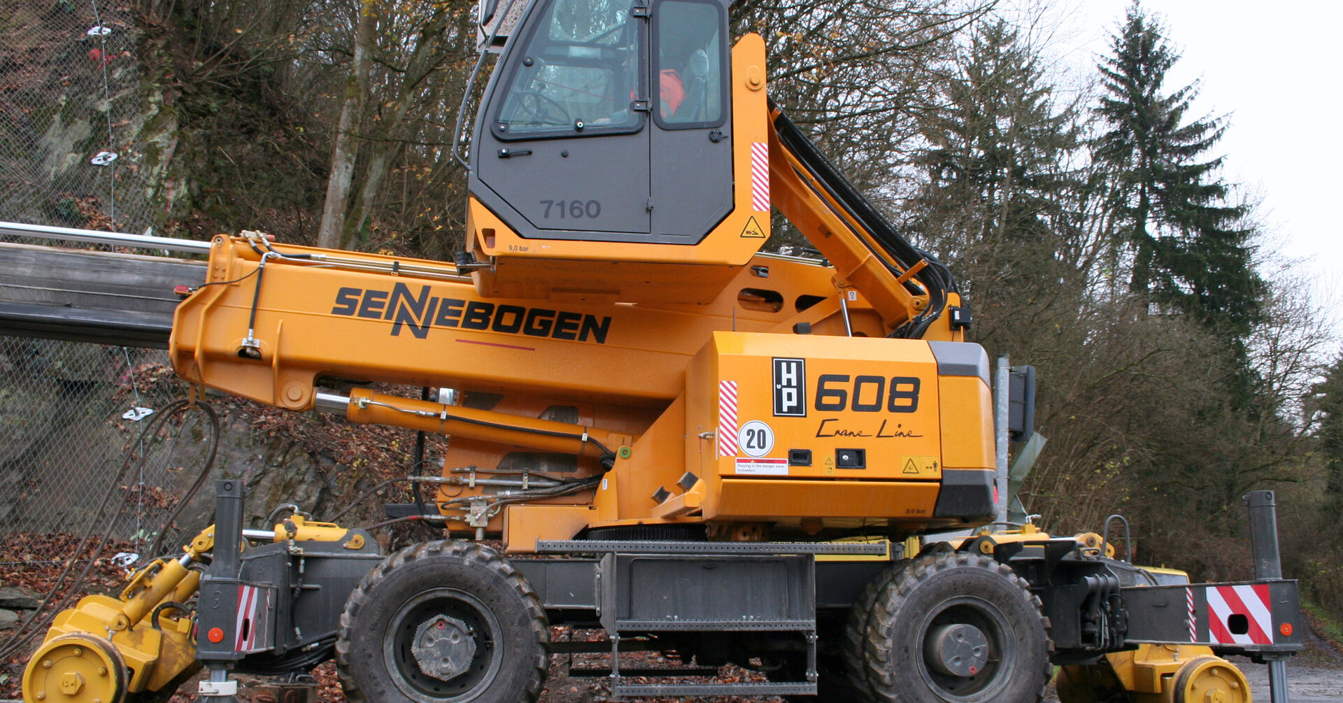 SENNEBOGEN 608 Multicrane at work with hydraulically folding upwards ...