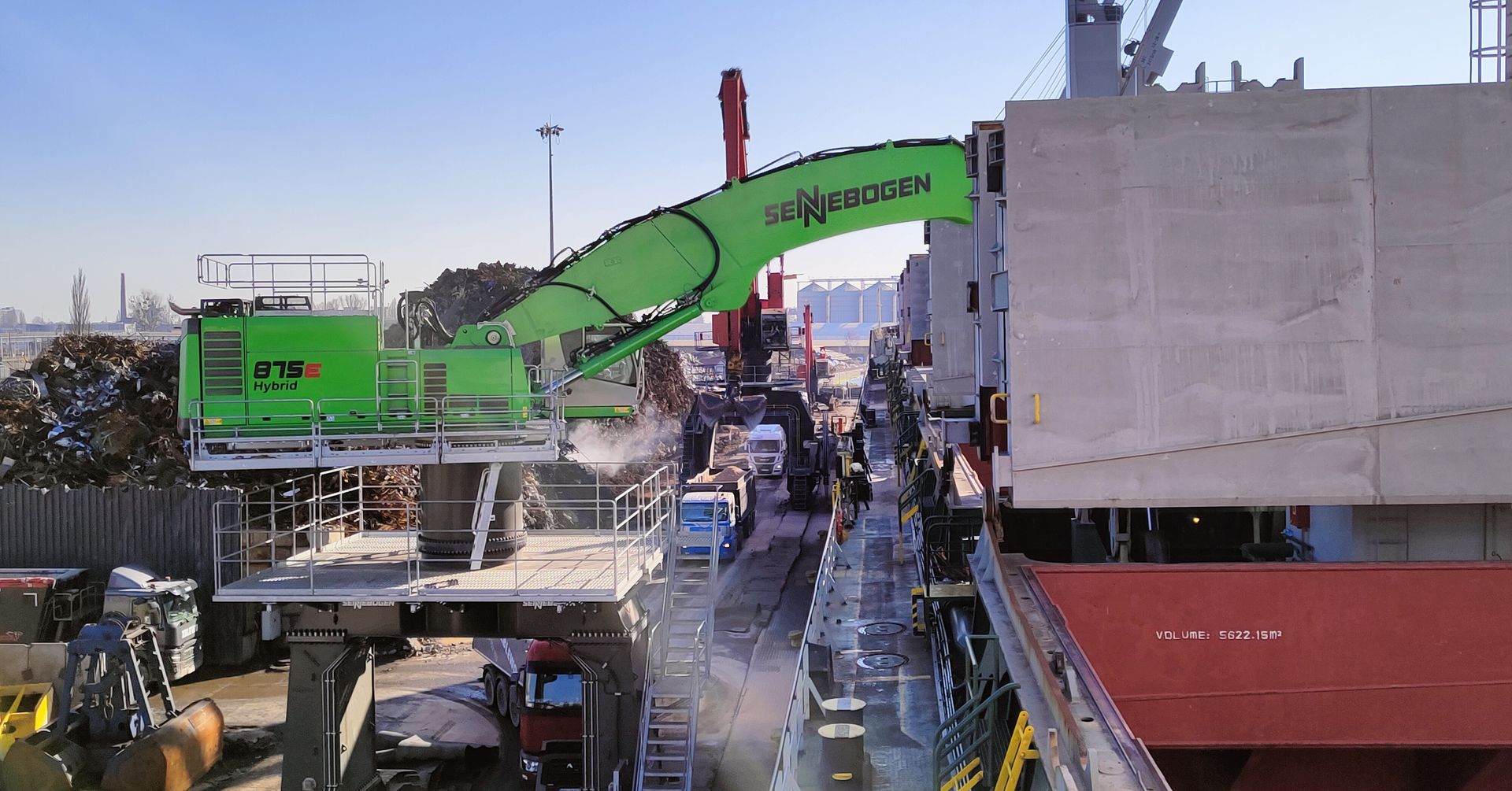 Ein Gigant im Danziger Hafen | SENNEBOGEN 875 Hybrid