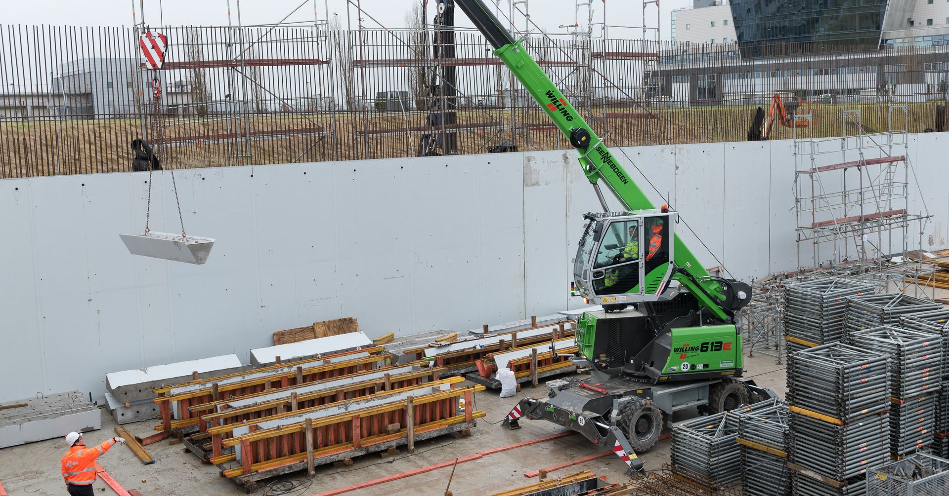 SENNEBOGEN 613 – 16 t telescopic crane with elevating cab and compact ...