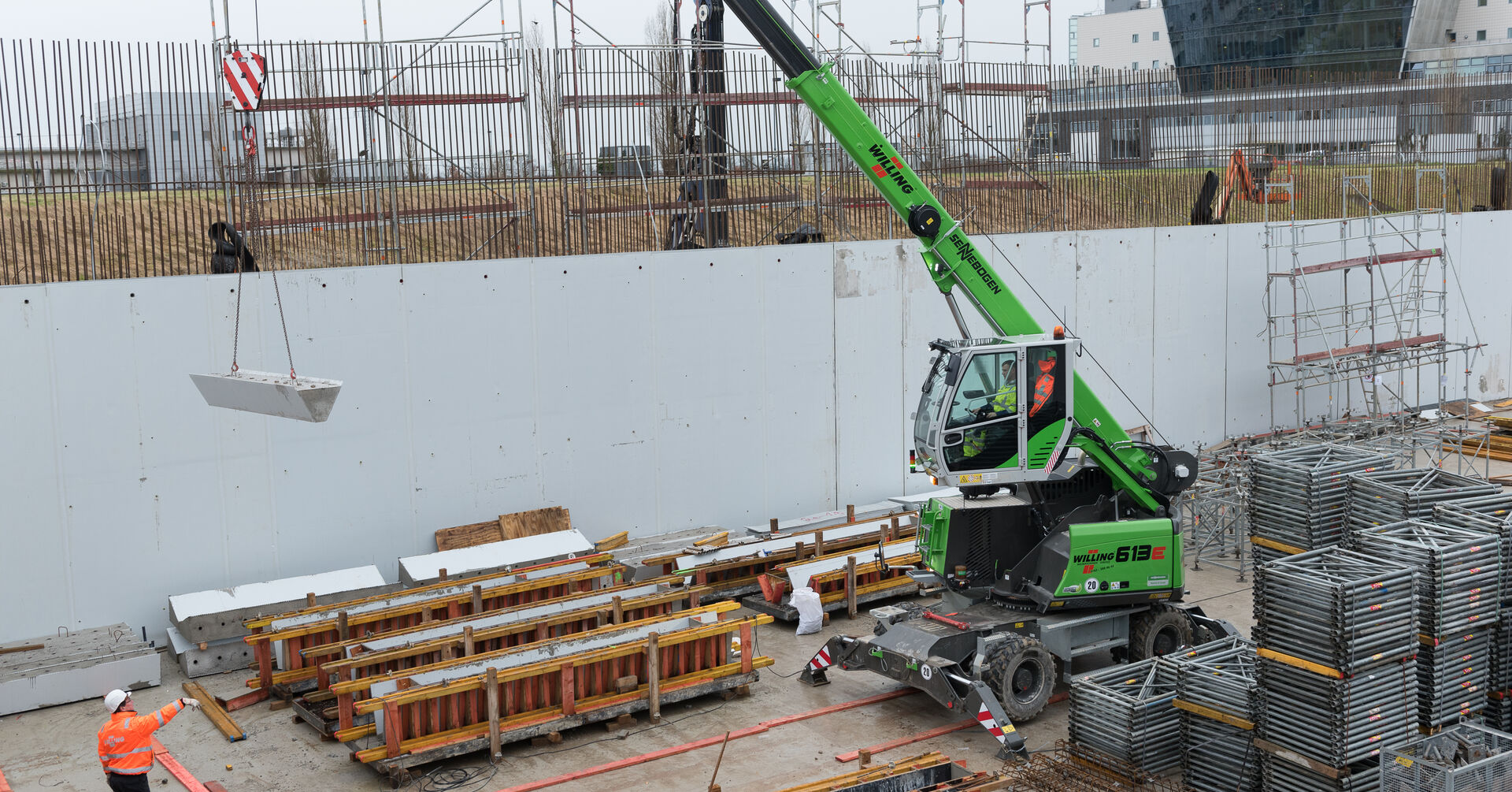 SENNEBOGEN 613 – 16 t telescopic crane with elevating cab and compact ...