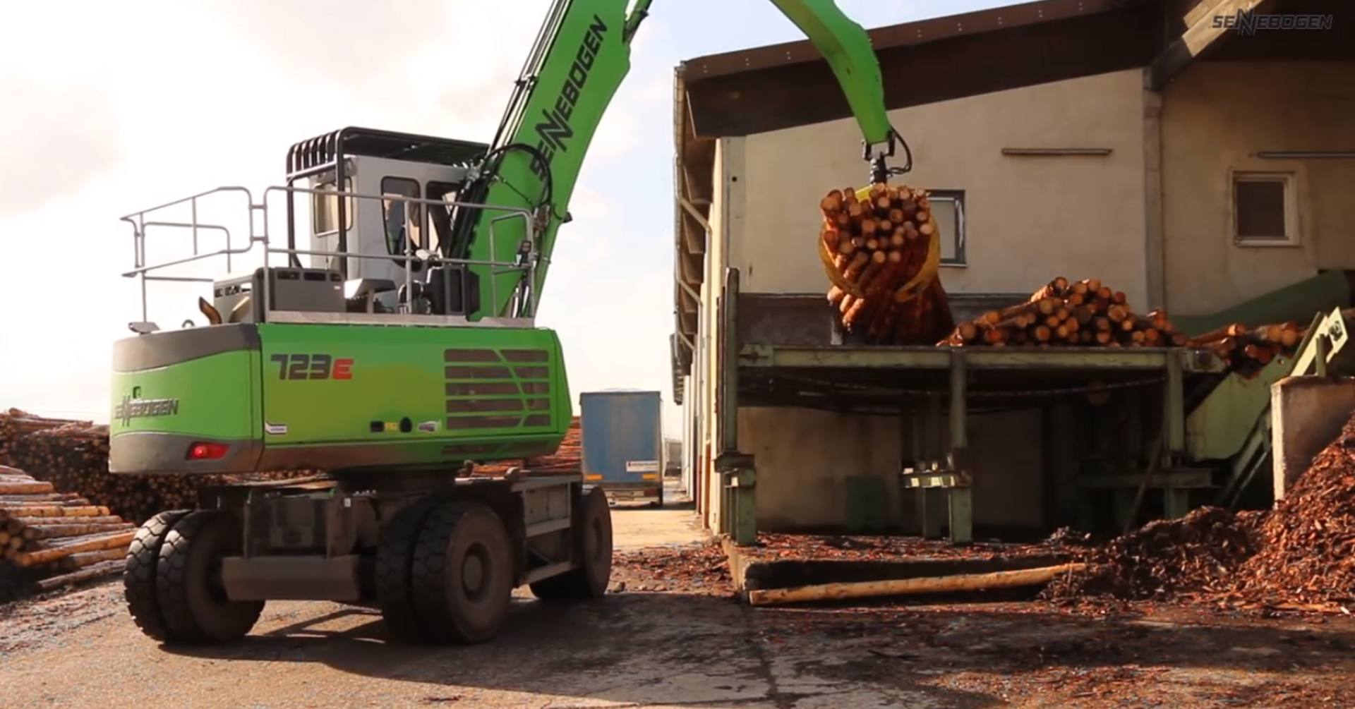 Pick & Carry Timber Handling at sawmill | SENNEBOGEN 723 E