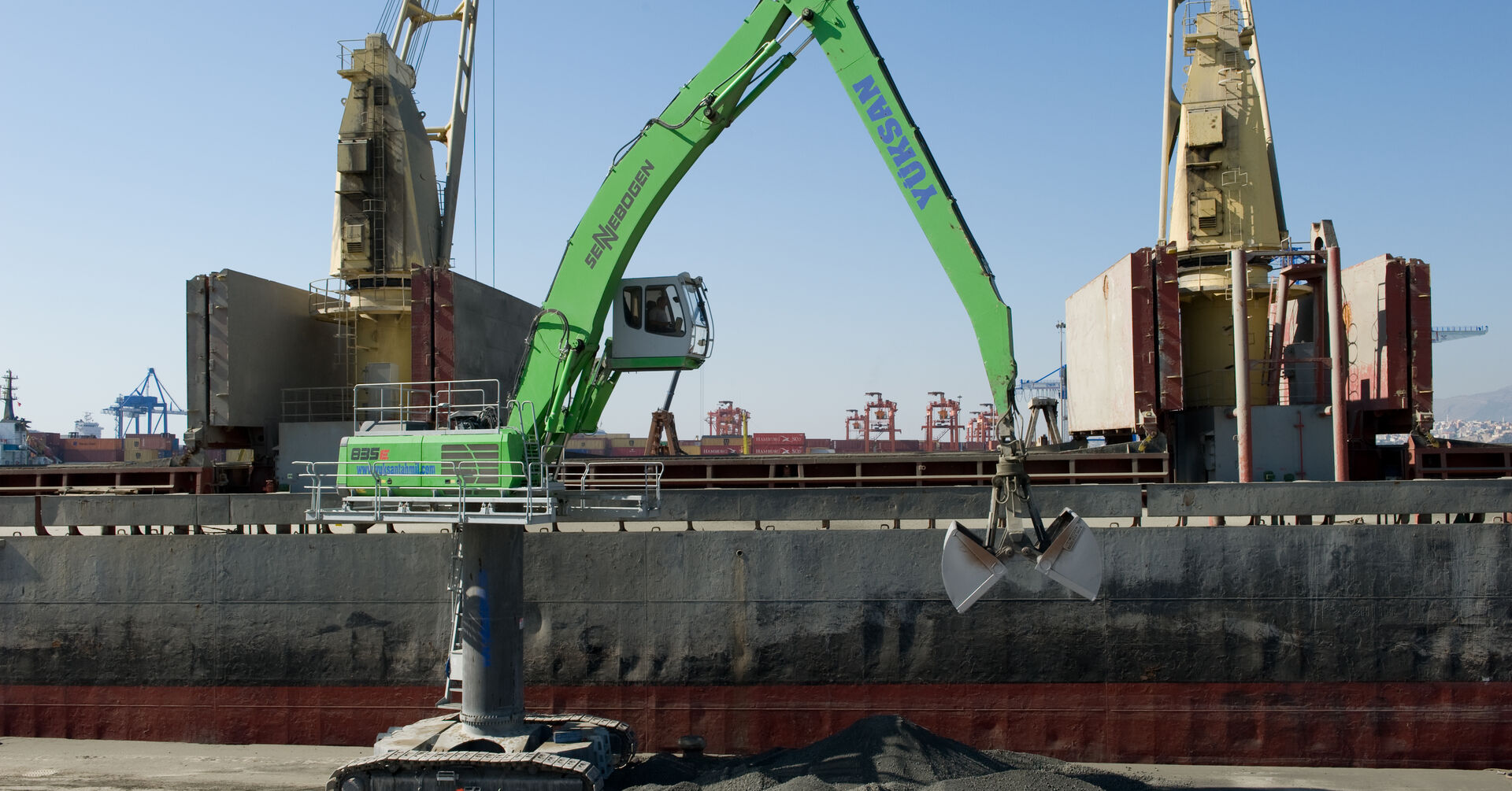 Reliable materials handling: SENNEBOGEN 835 Crawler in demanding port ...