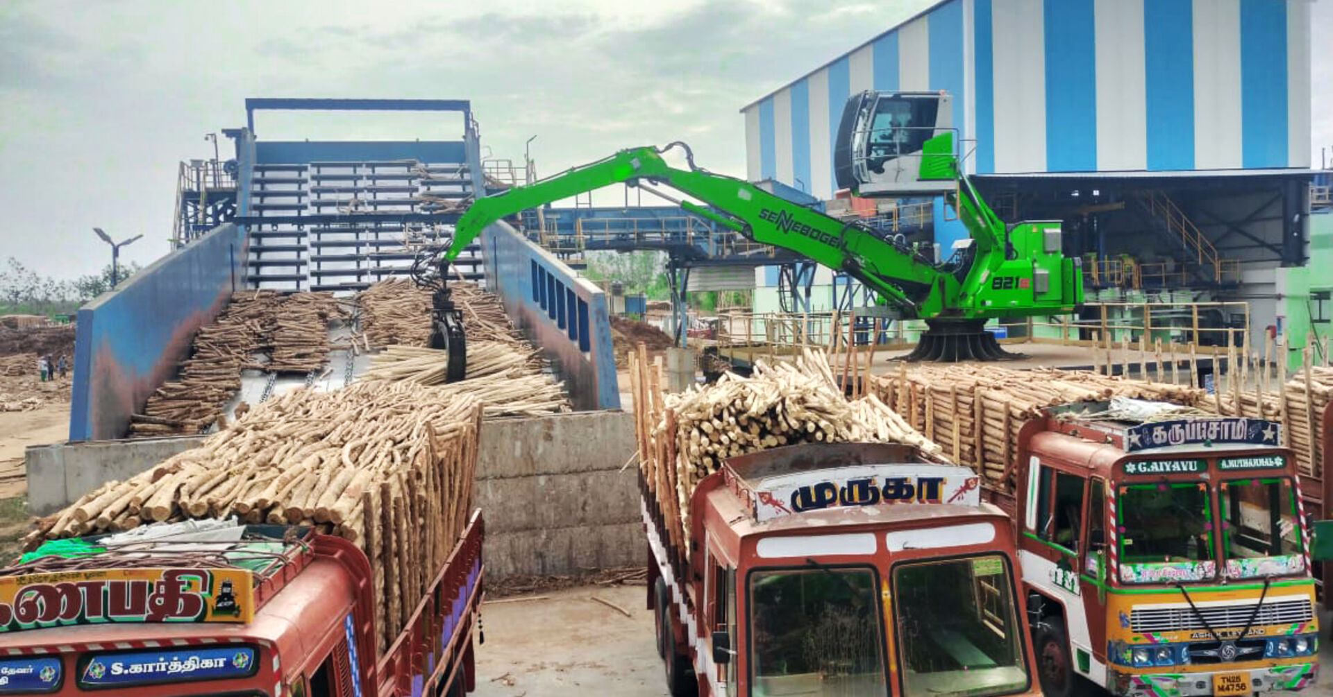 Timber loading in paper production | SENNEBOGEN