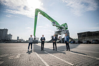 The world’s largest material handler SENNEBOGEN 895 E goes into ...