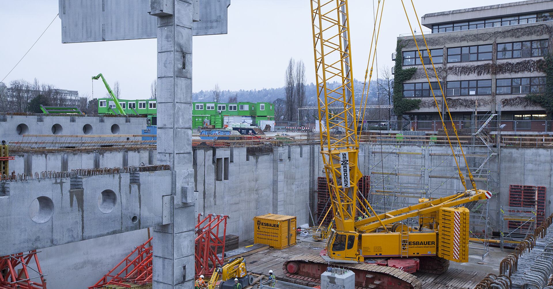 INTELLIGENT CRANE USE: CRAWLER CRANES ASSEMBLE PREFABRICATED PARTS AT ...