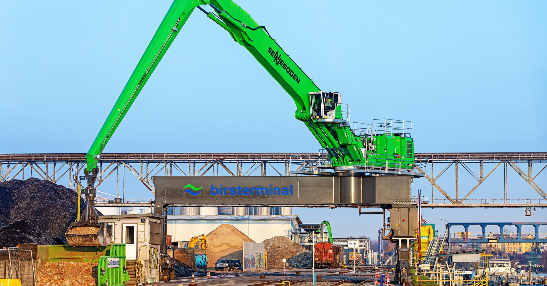 SENNEBOGEN 875 E Hybrid with premium rail gantry solution – Port ...