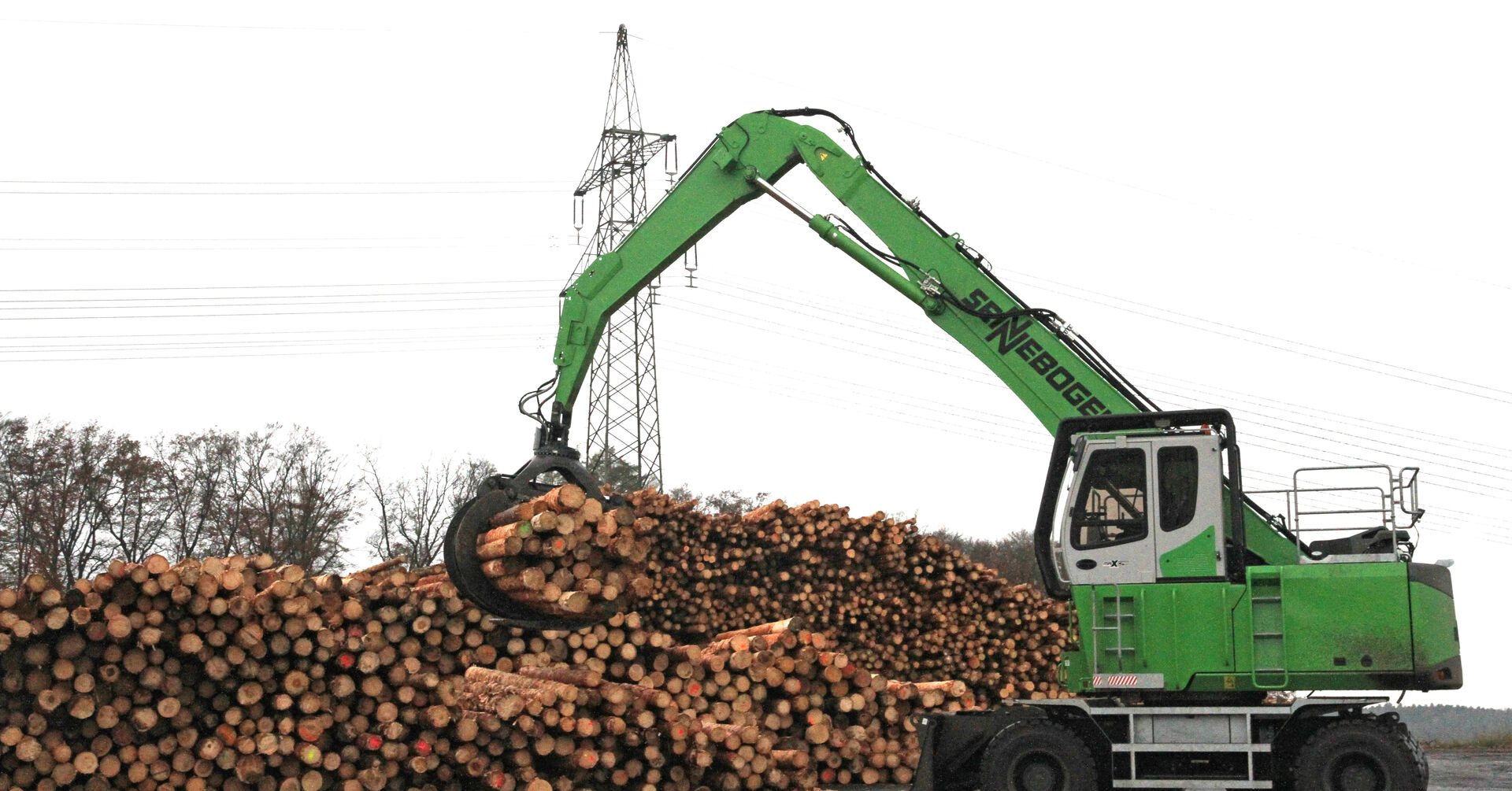 PICK & CARRY MACHINE: SENNEBOGEN 735 E-SERIES