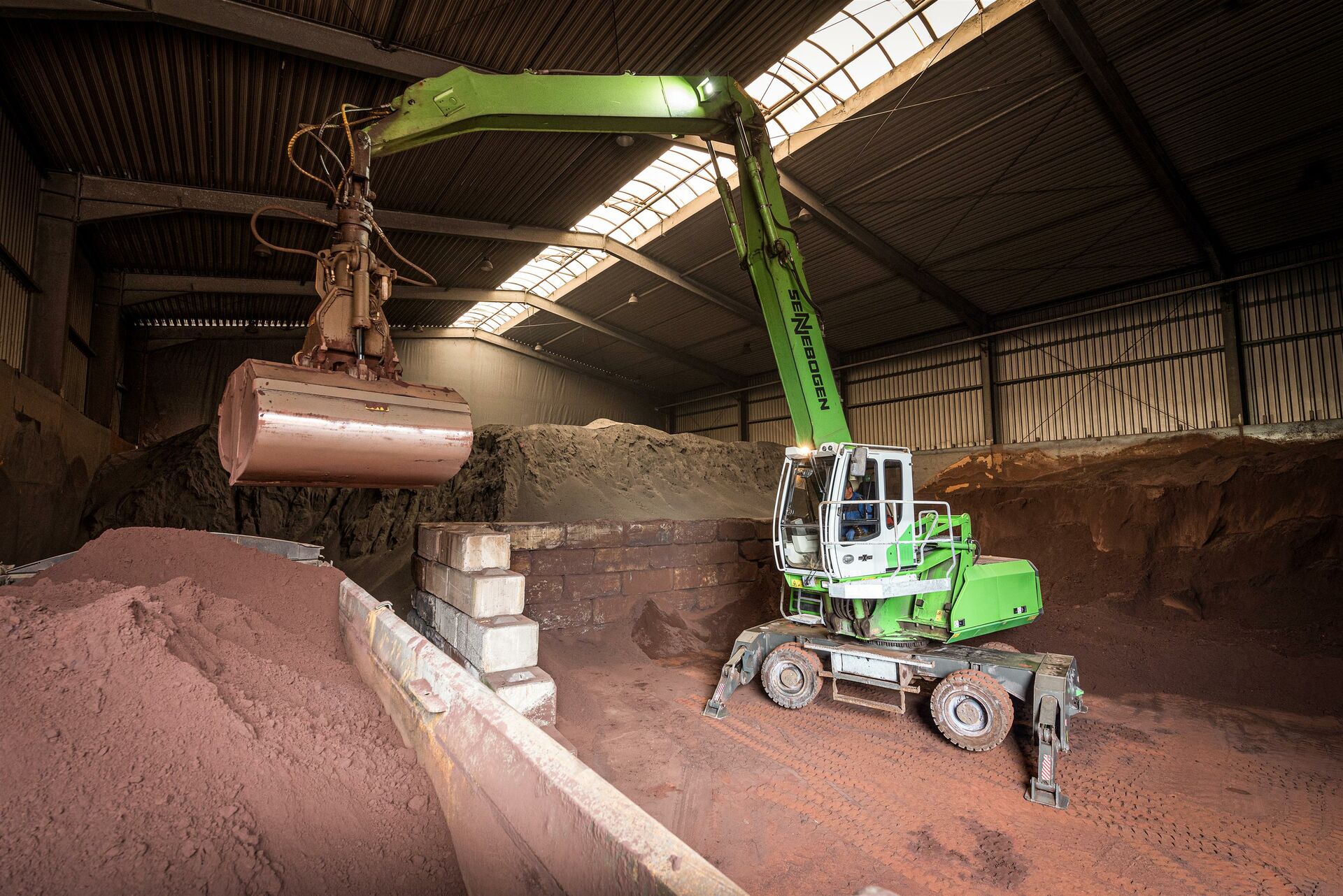 bulk handling optimized with SENNEBOGEN electric material handler