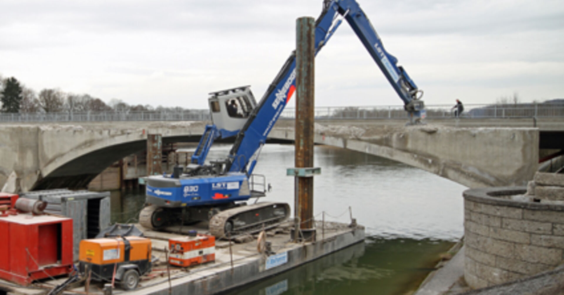 830 RHDD in Challenging Deconstruction Work - SENNEBOGEN ...