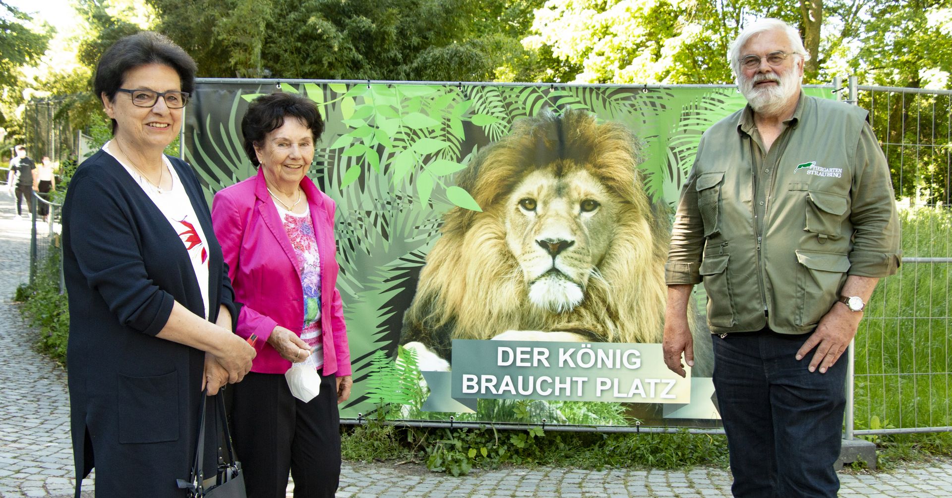 Straubing zoo supported by SENNEBOGEN