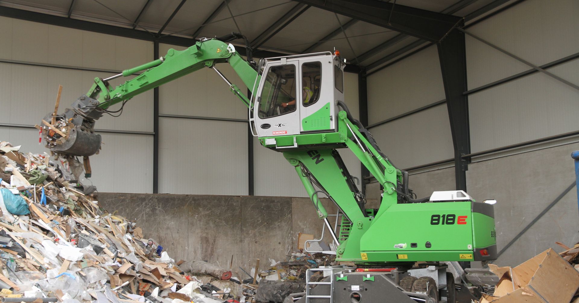 Compacta y potente en tareas de reciclaje: Remondis Nederland BV con una nueva SENNEBOGEN 818 ...