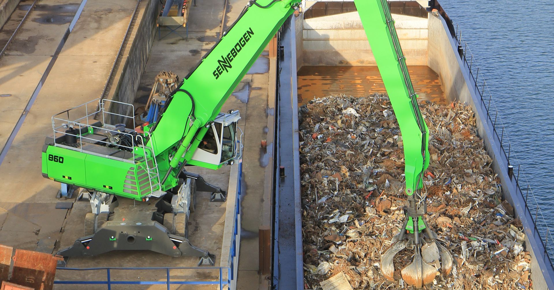 Professional cargo handling at the port: Freyer GmbH uses a new ...