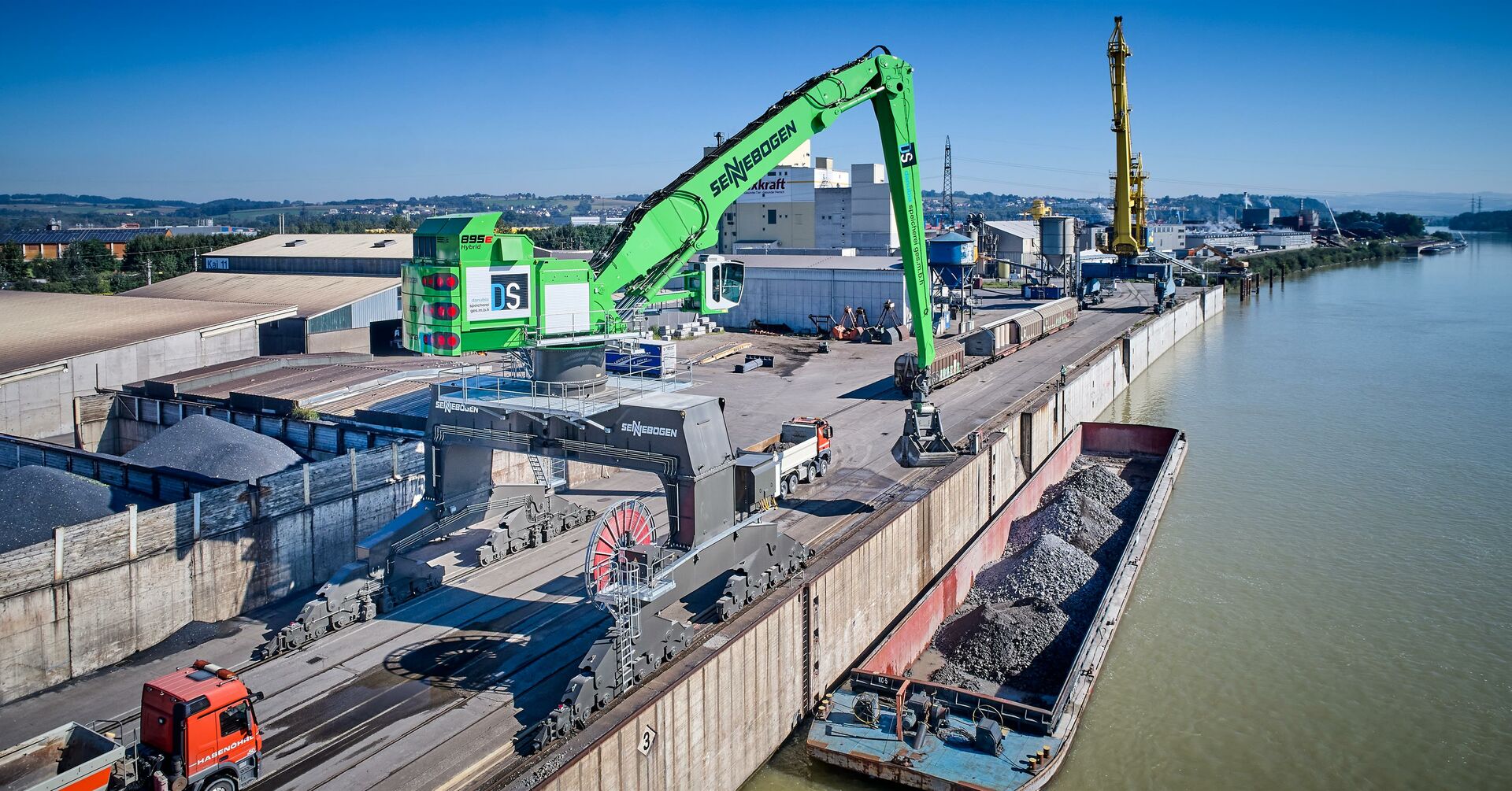 Der größte Umschlagbagger der Welt, der SENNEBOGEN 895 E, geht in ...