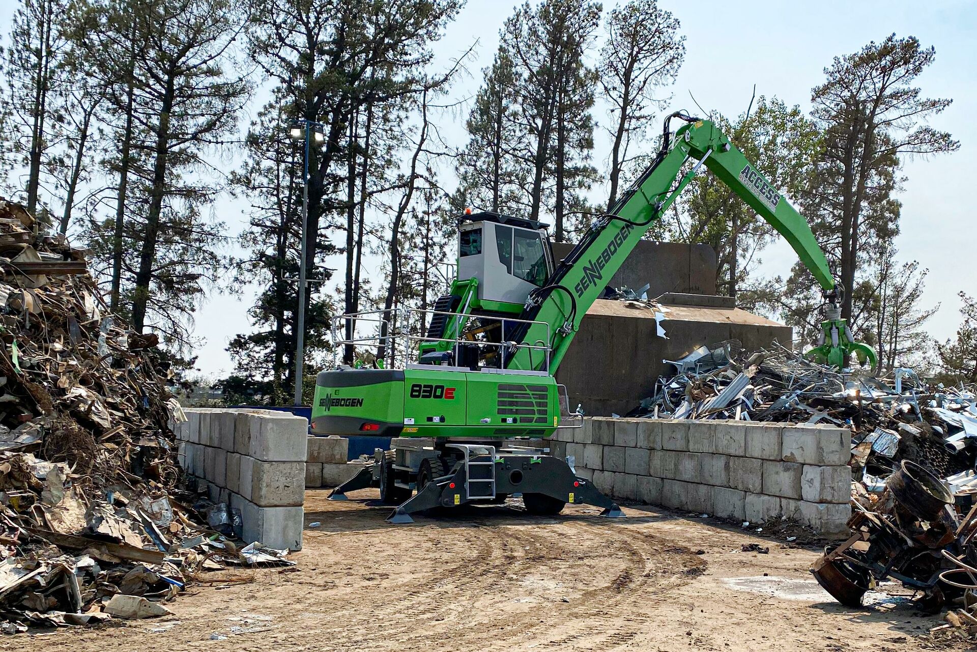 For timber, recycling, inland ports or demolition - the SENNEBOGEN 830