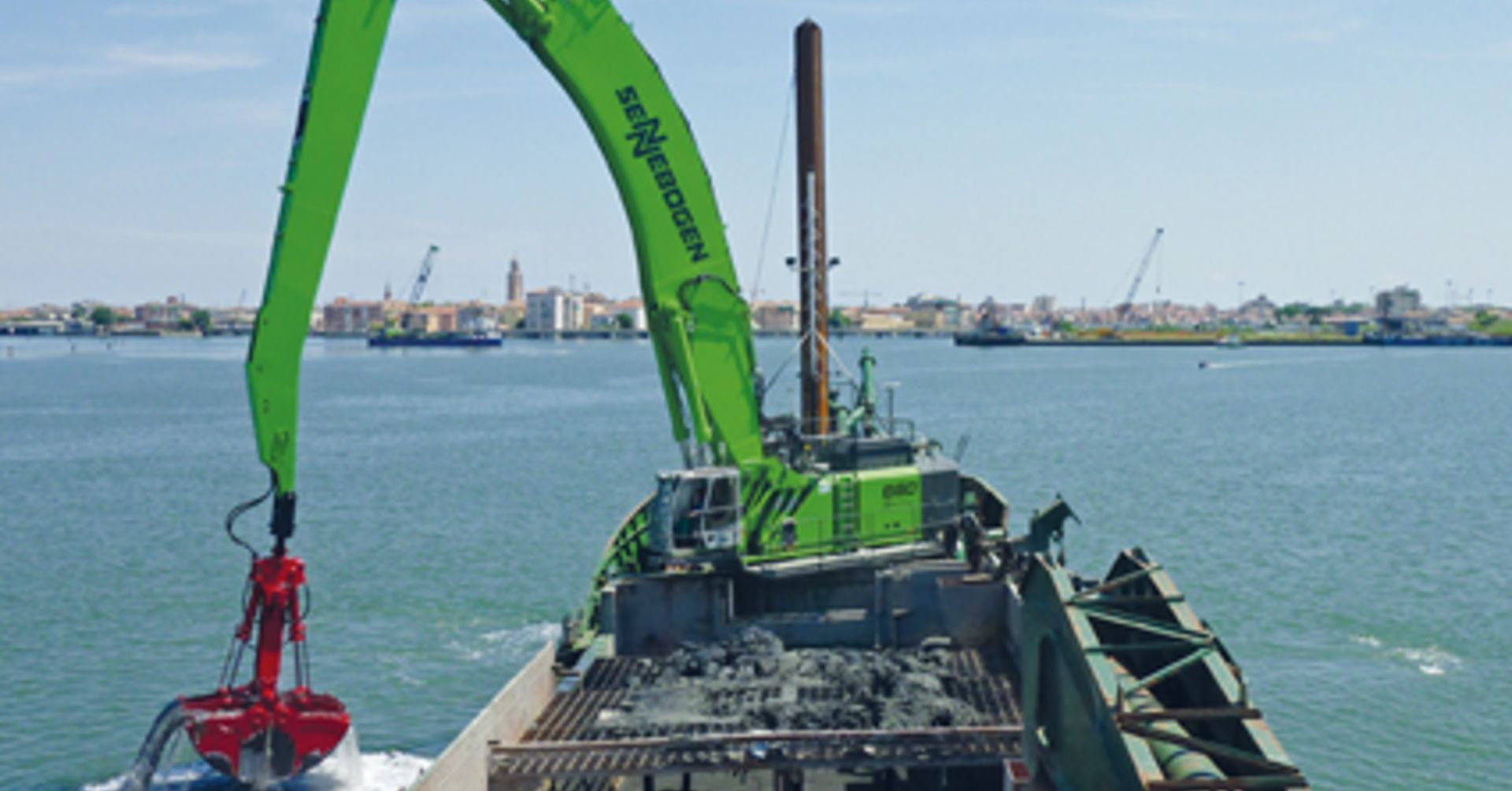 SENNEBOGEN 880 on the High Seas - SENNEBOGEN Maschinenfabrik GmbH
